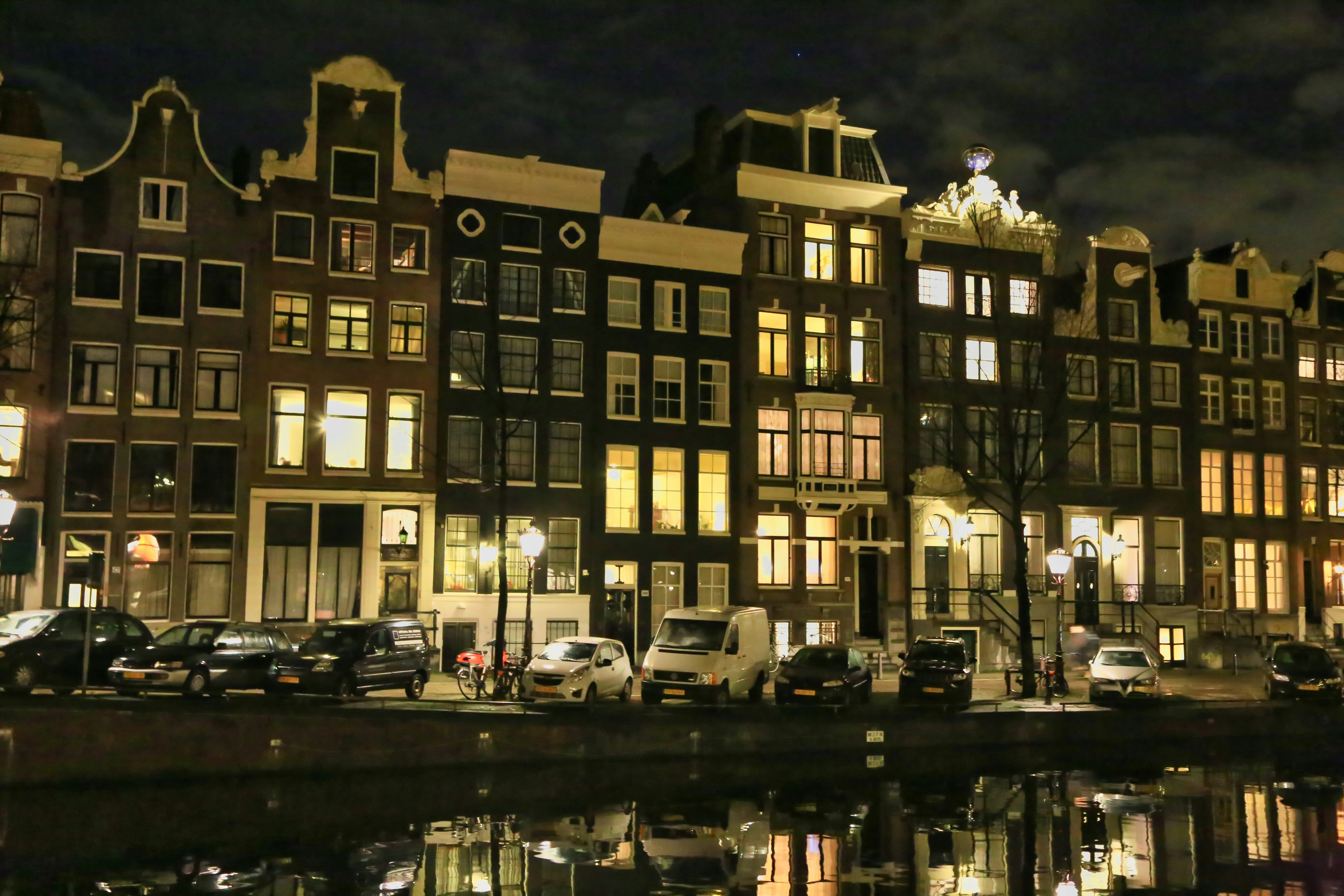 Foto Una hilera de edificios junto a un cuerpo de agua – Imagen ...