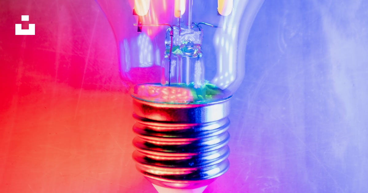 Foto Una Bombilla Con Dos Velas En Su Interior Imagen Bombilla Gratis En Unsplash