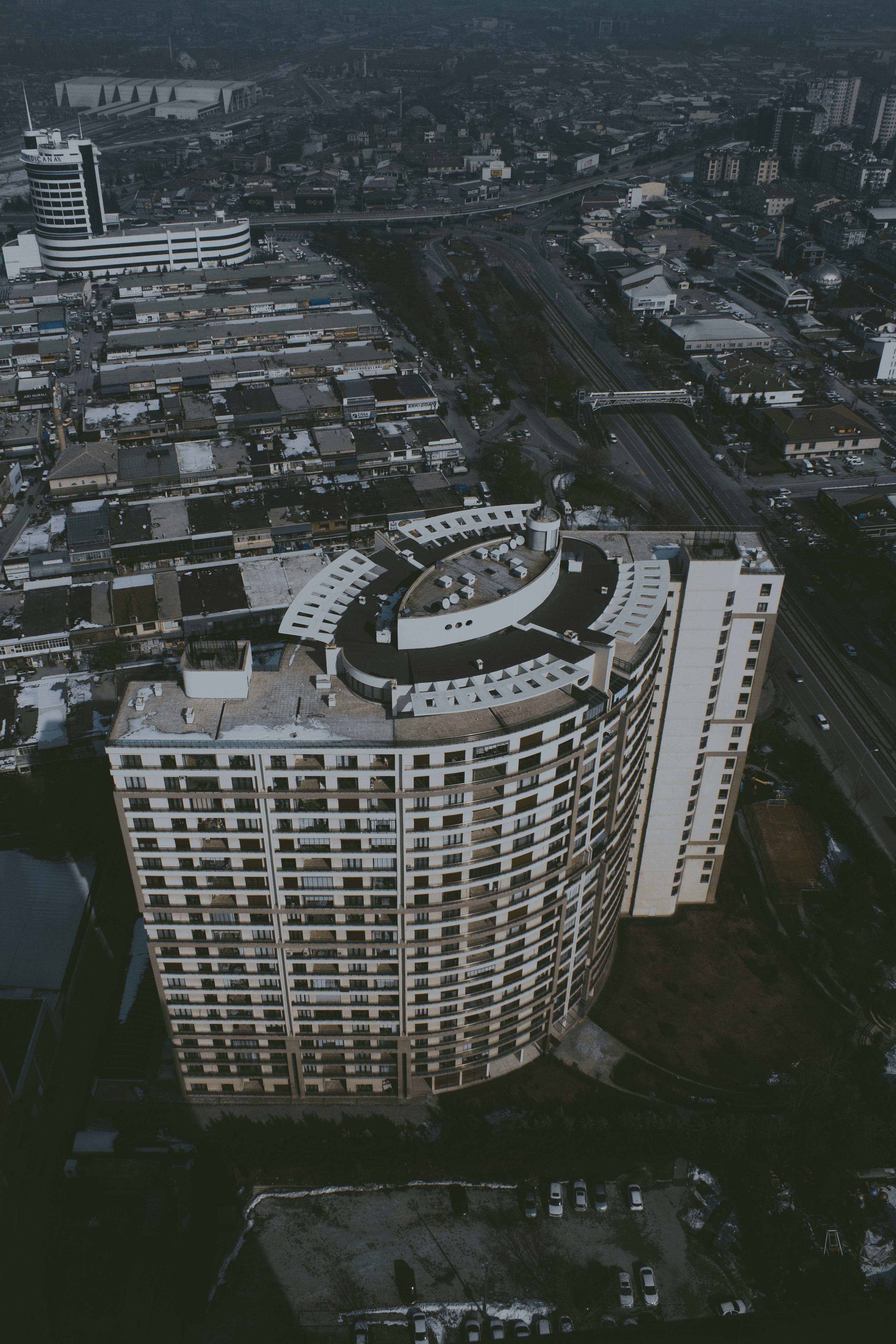 Crescent Crown: Aerial Portrait of the Ring-Roofed High-Rise
