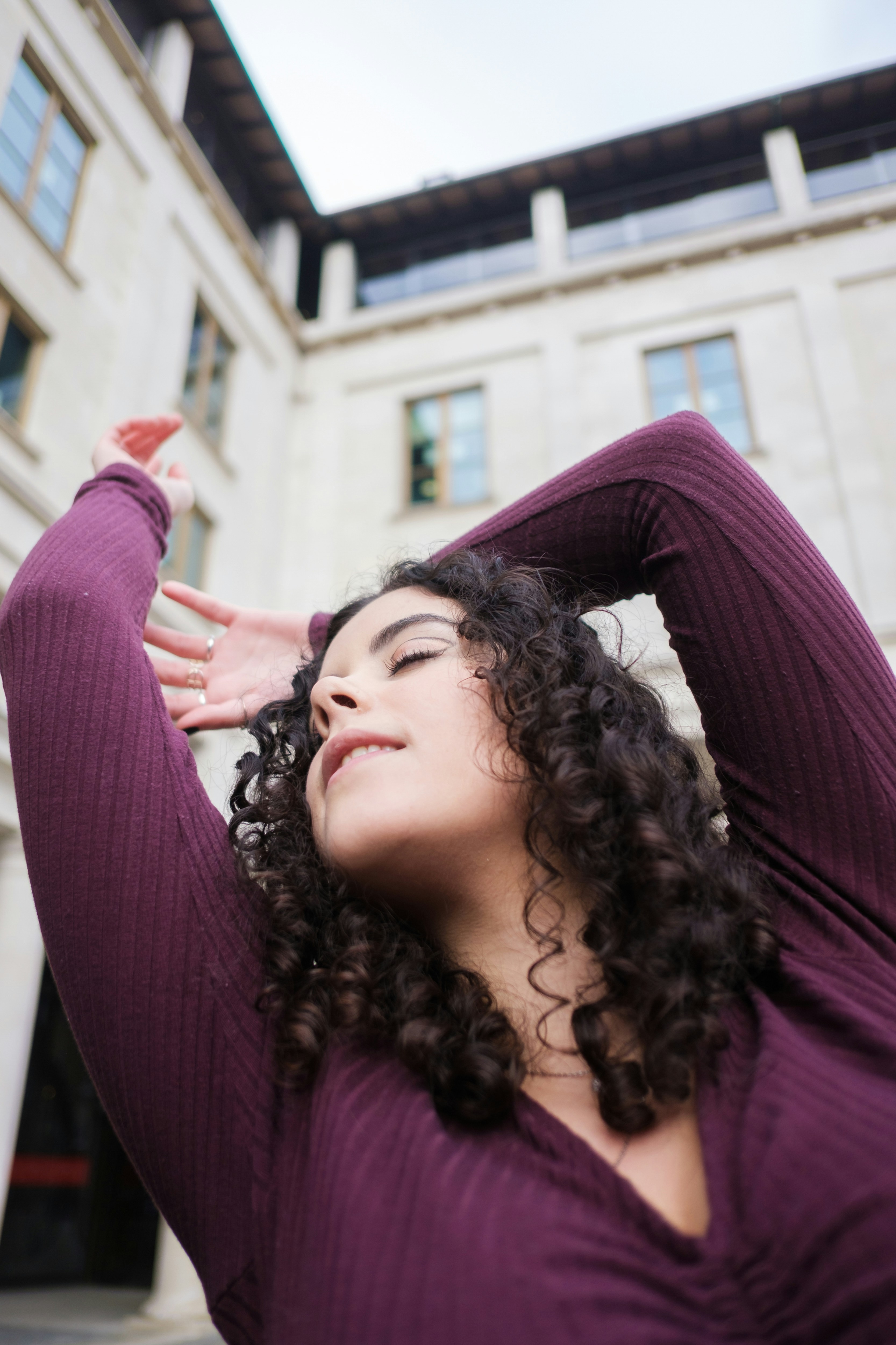 Une femme en haut violet pose pour une photo photo – Photo Royaume-Uni ...