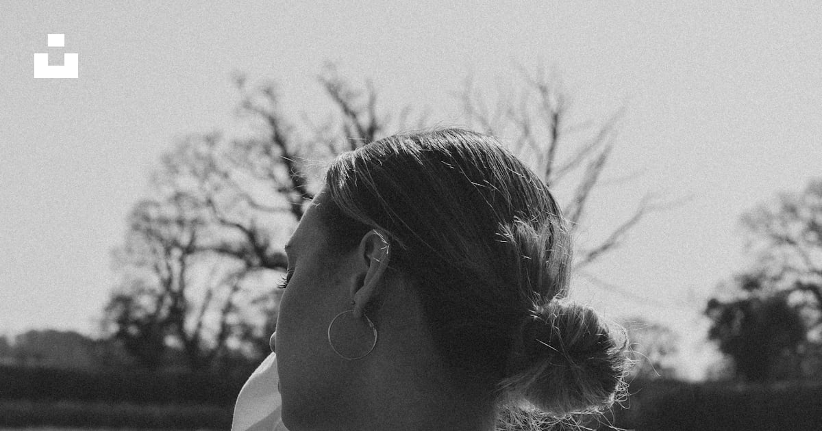 Foto Una Mujer Parada En Un Campo Con Un Frisbee En La Mano Imagen Al