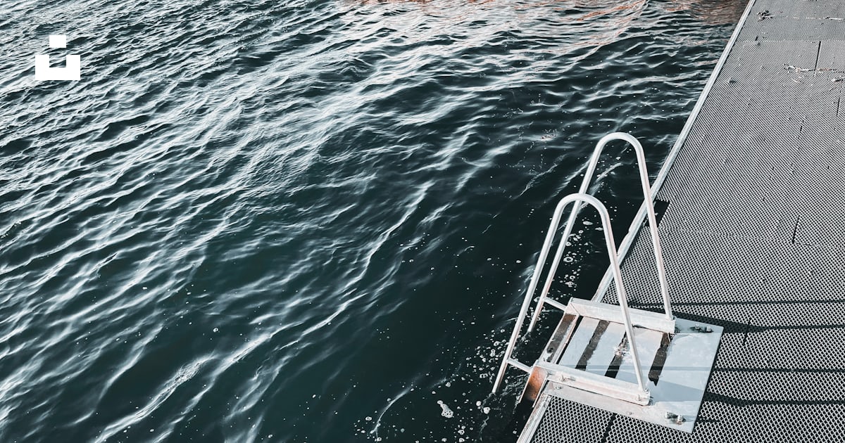 Foto Un Hombre Está Parado En Un Muelle Junto Al Agua Imagen Al Aire