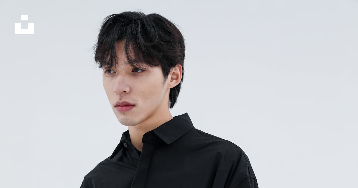 黒いシャツと黒いズボンを着た男の写真 Unsplashの無料青い写真