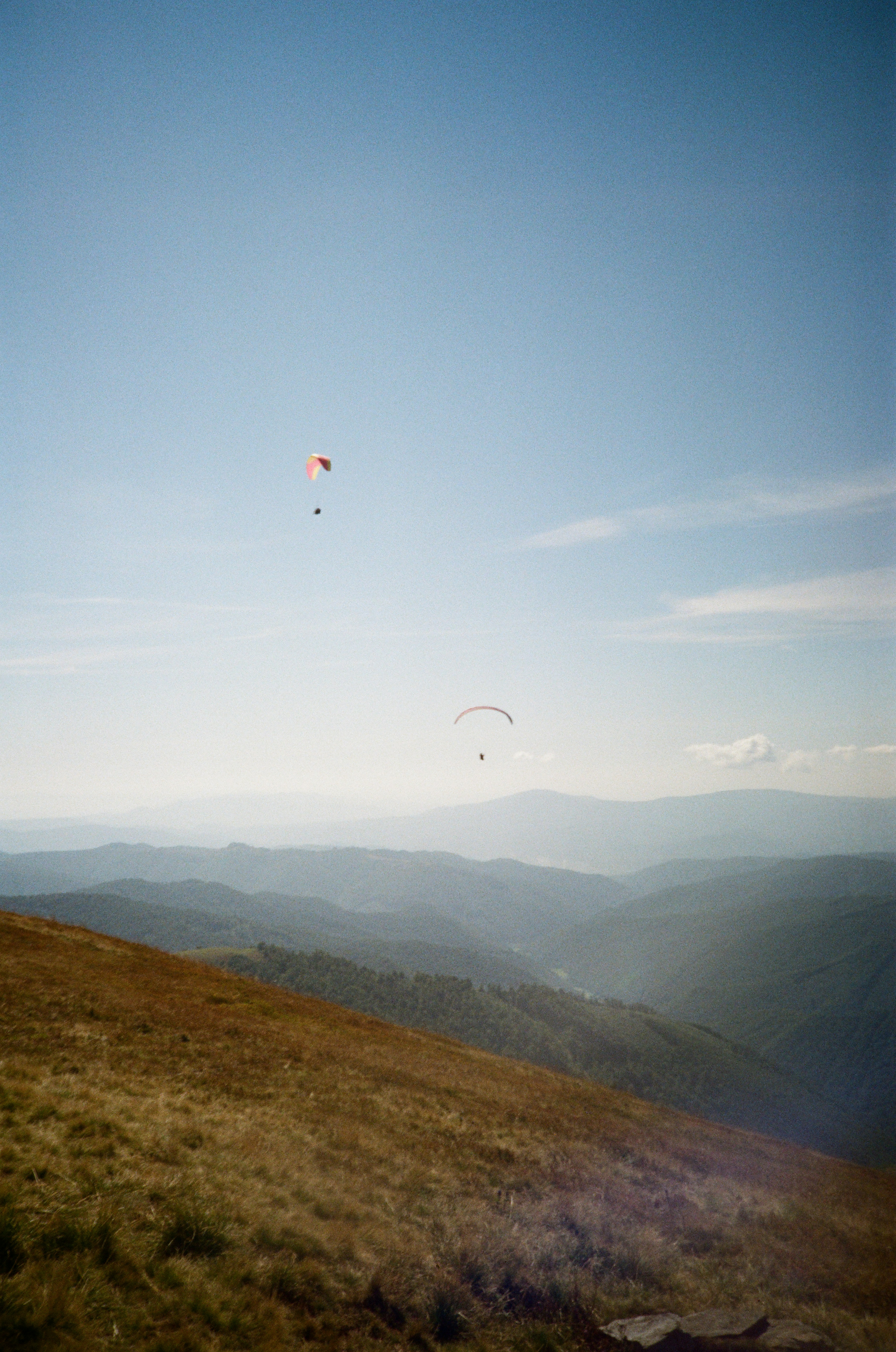 Foto Dos personas volando cometas en la cima de una colina – Imagen ...