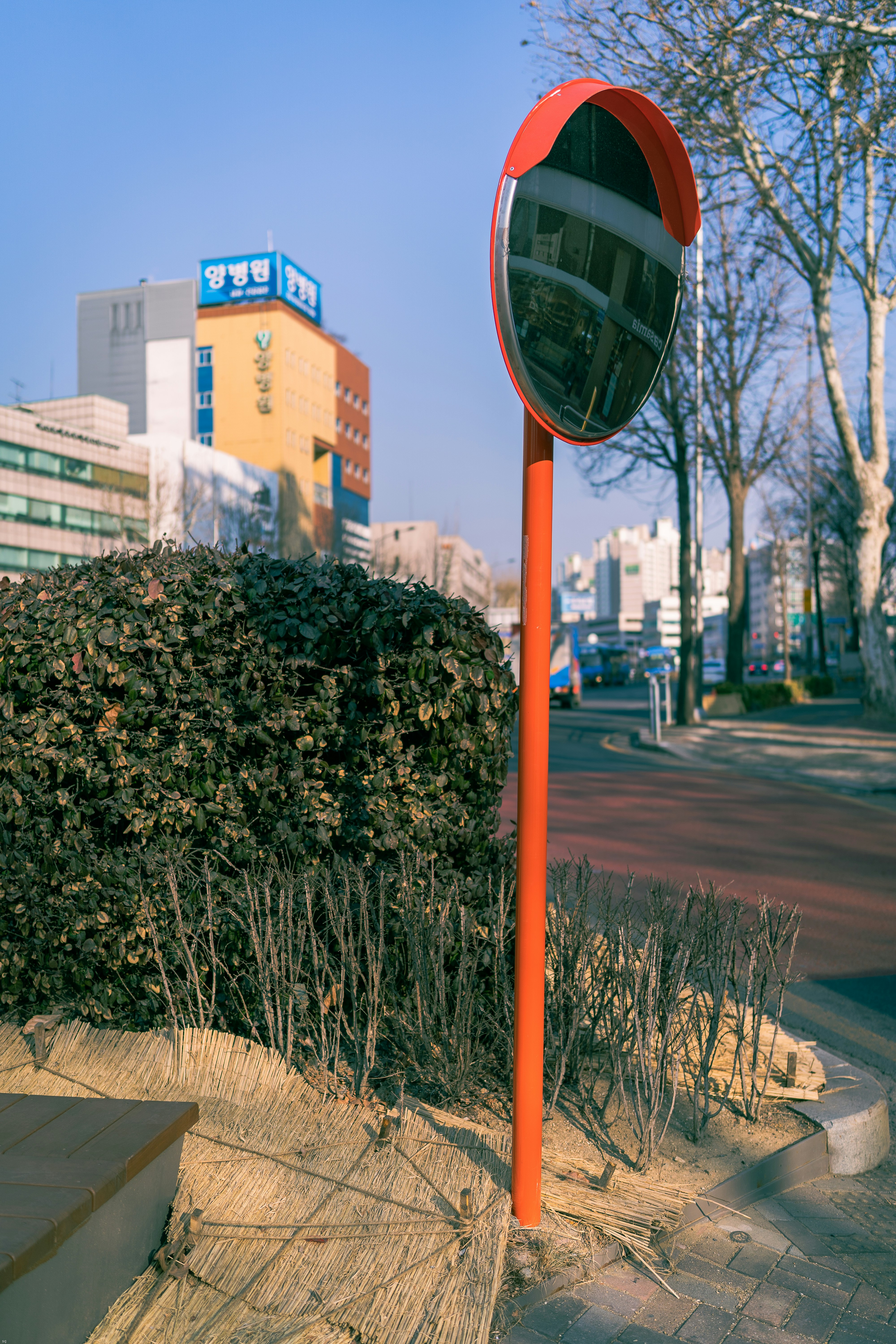 Foto zum Thema Eine rote Stange mit einem Spiegel darauf – Kostenloses ...