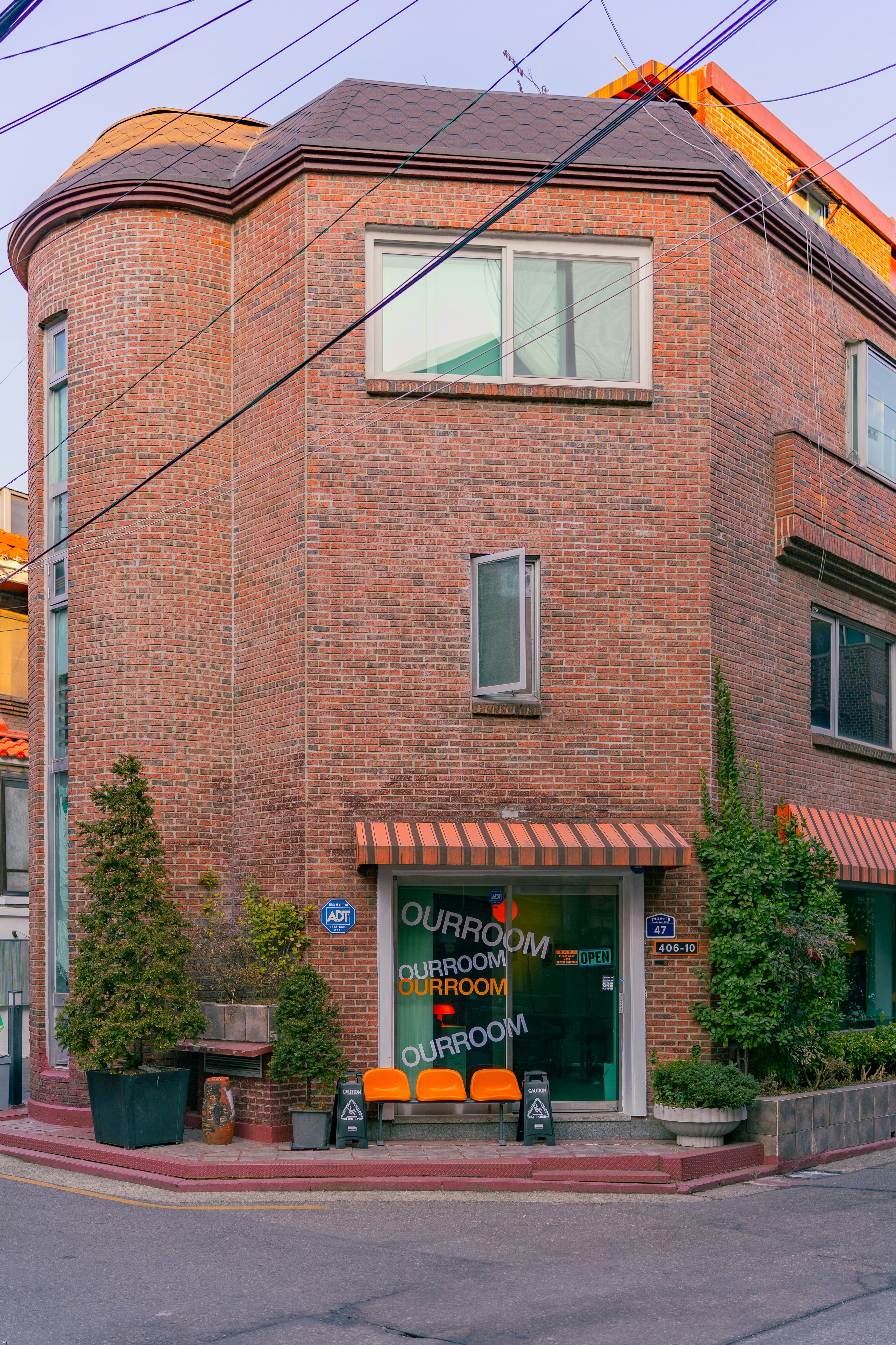Urban Oasis: A Modern Retreat in Brick