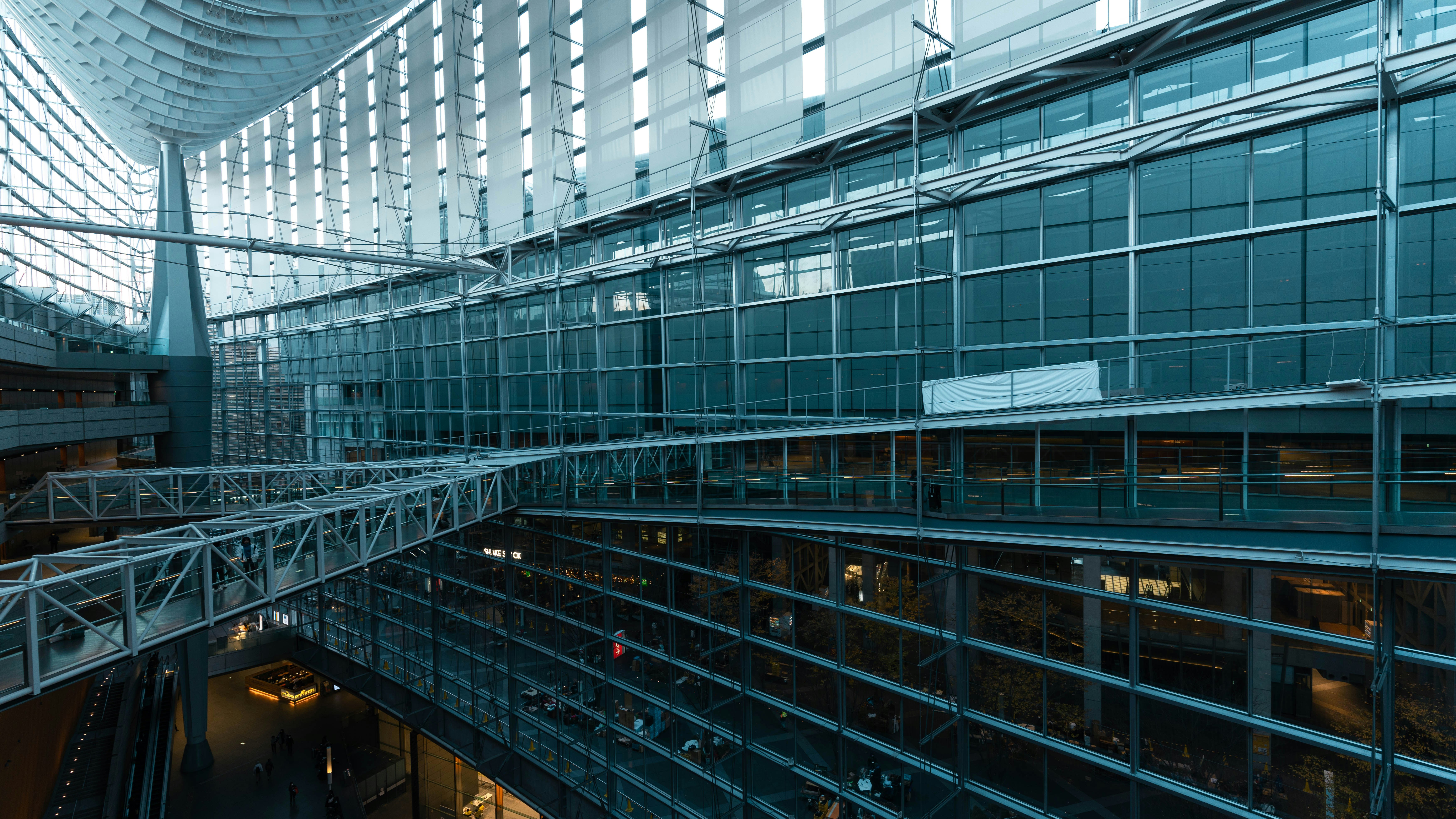 Un edificio muy grande con muchas ventanas foto – Imagen de Foro Internacional de Tokio gratuita ...