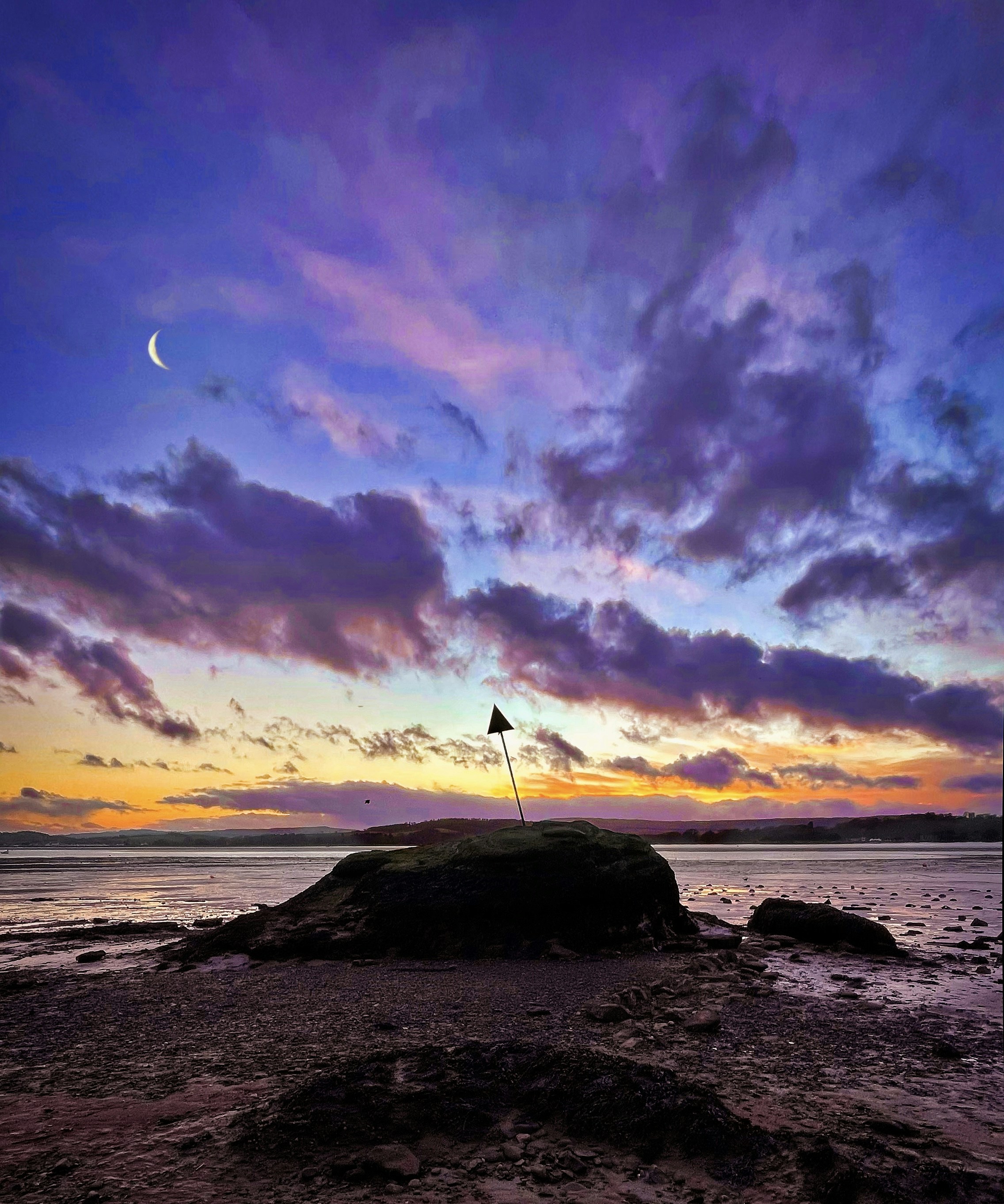 Foto Una bandera en la cima de una roca en una playa – Imagen Cielo ...