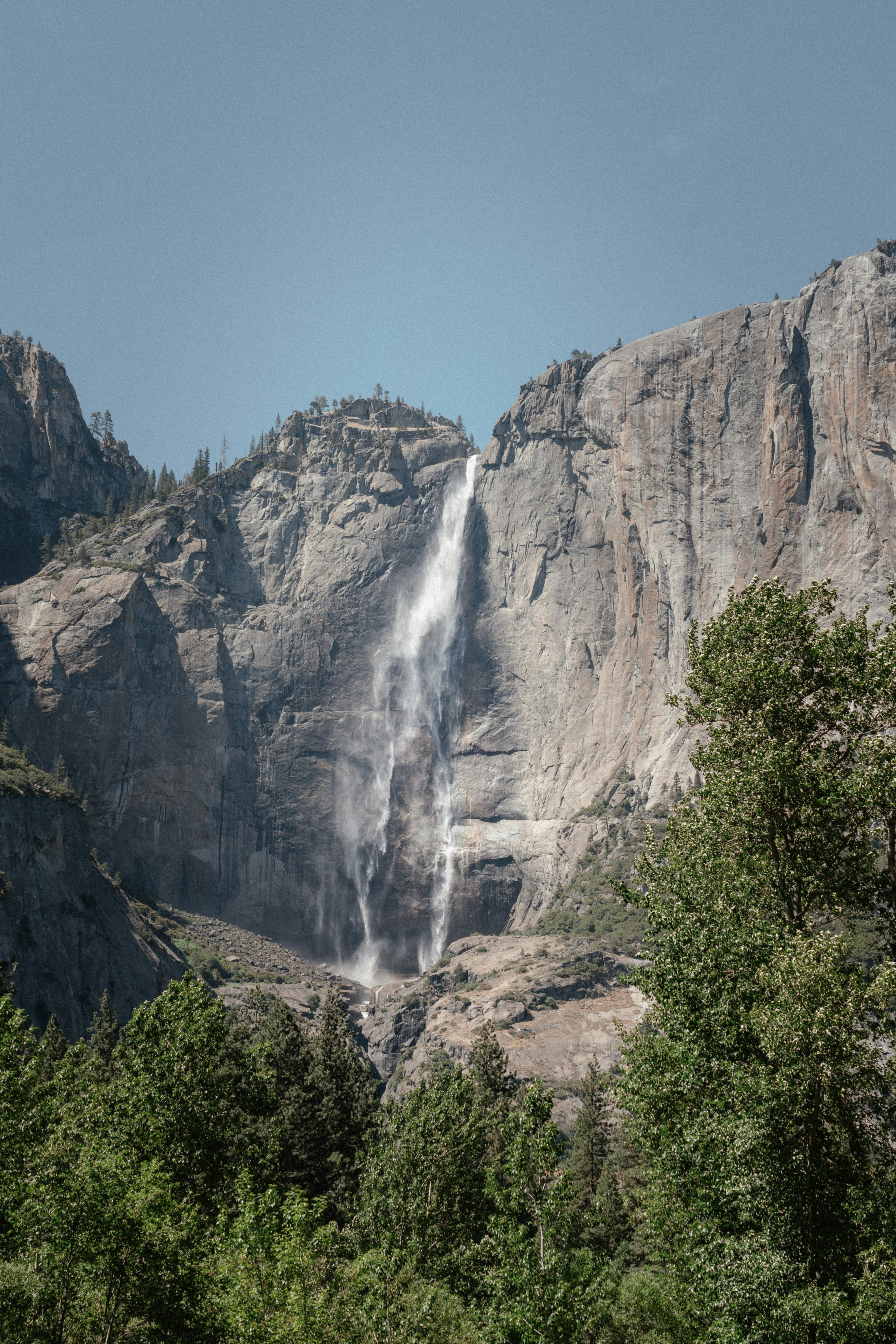 A very tall waterfall in the middle of a forest photo – Free Yosemite ...