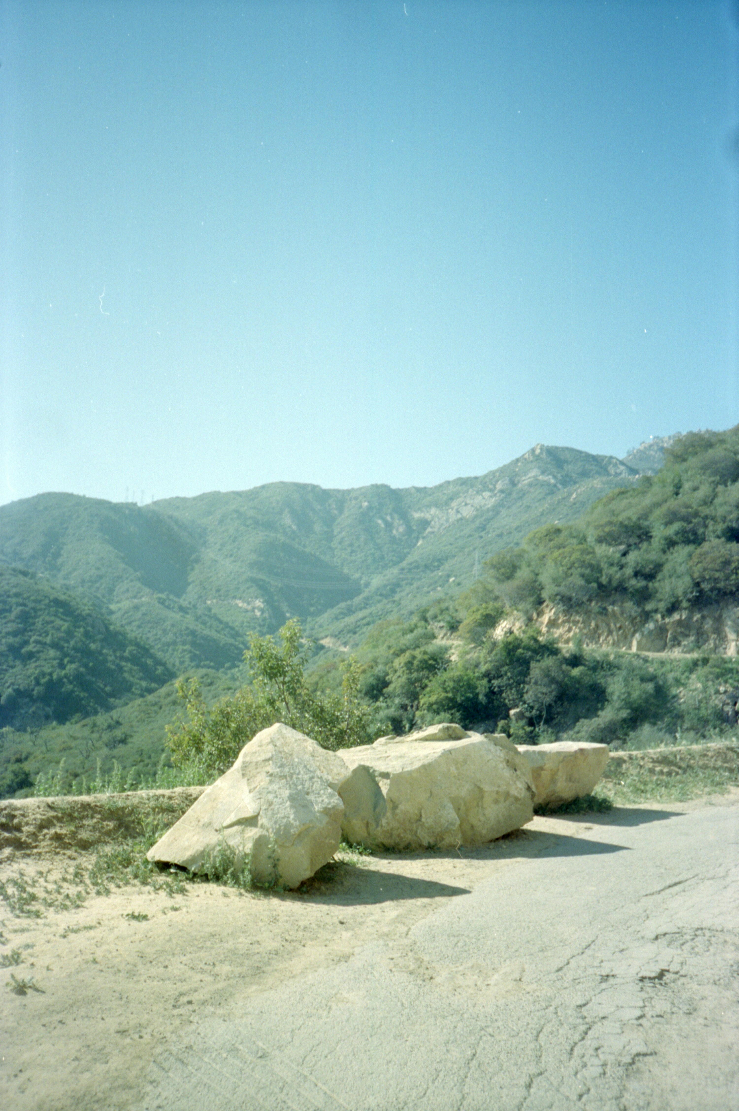 Un gros rocher assis sur le bord d’une route photo – Image gratuite de ...