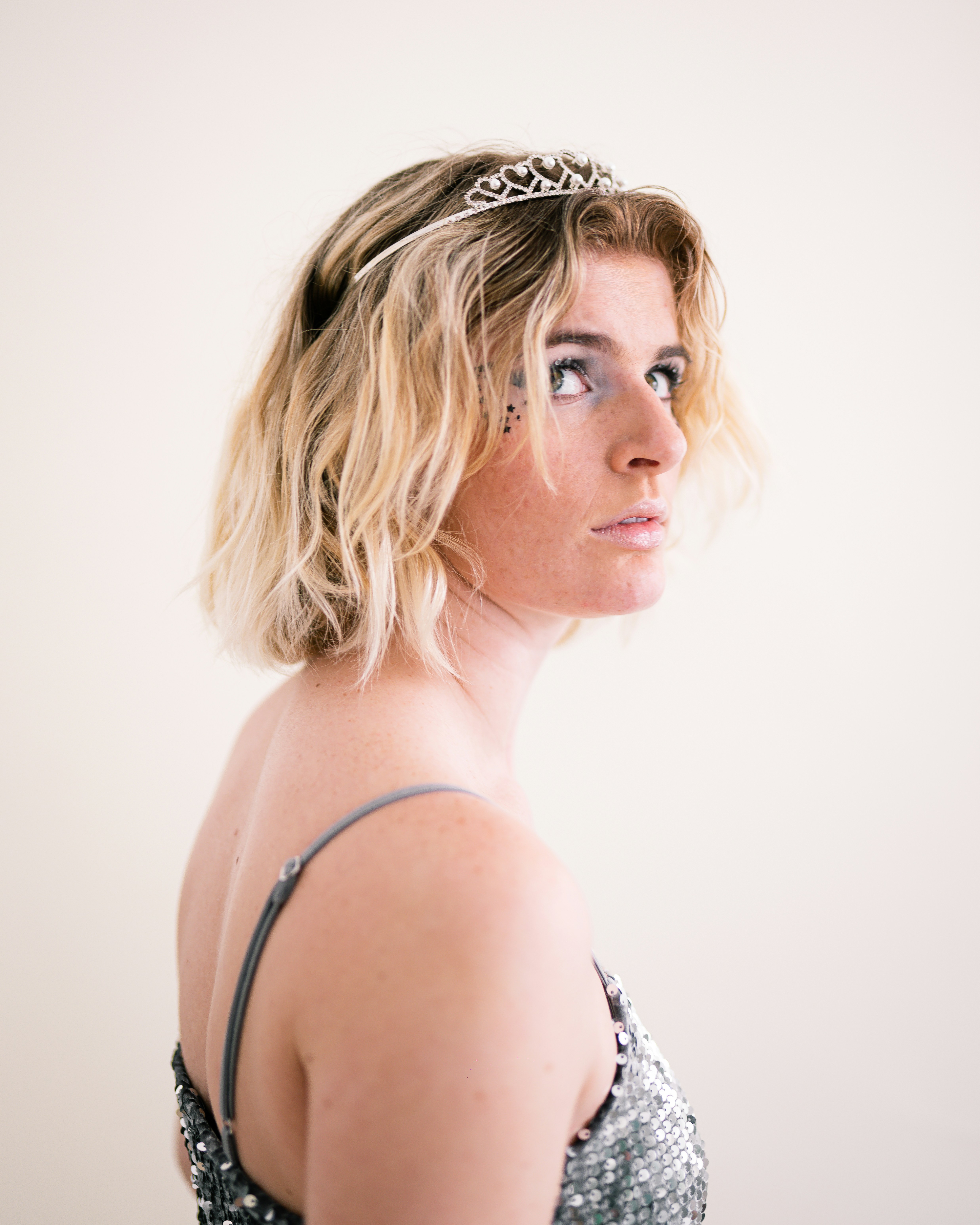 Foto zum Thema Eine Frau mit einer Tiara auf dem Kopf – Kostenloses ...