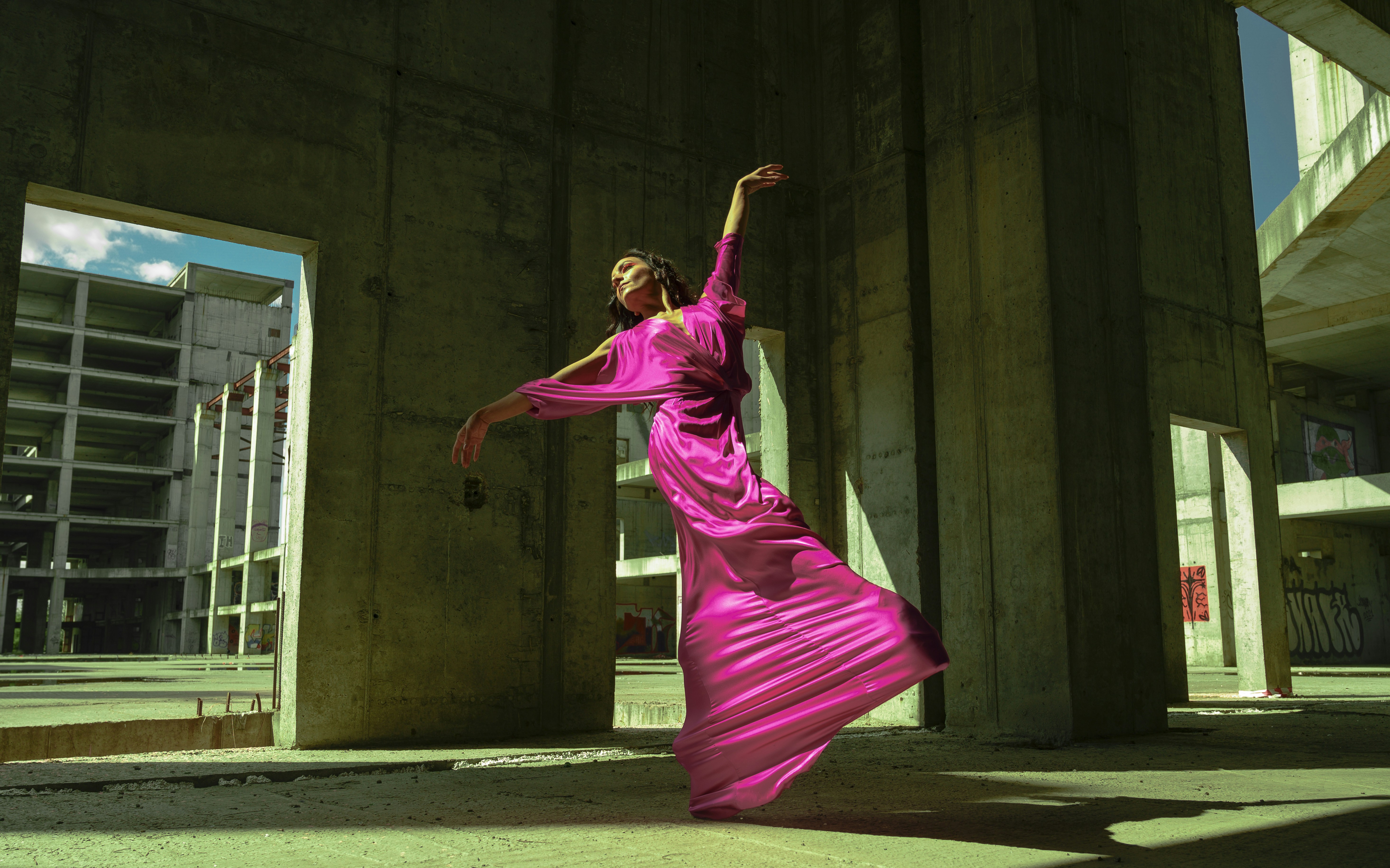 A woman in a pink dress is dancing photo – Free Human Image on Unsplash