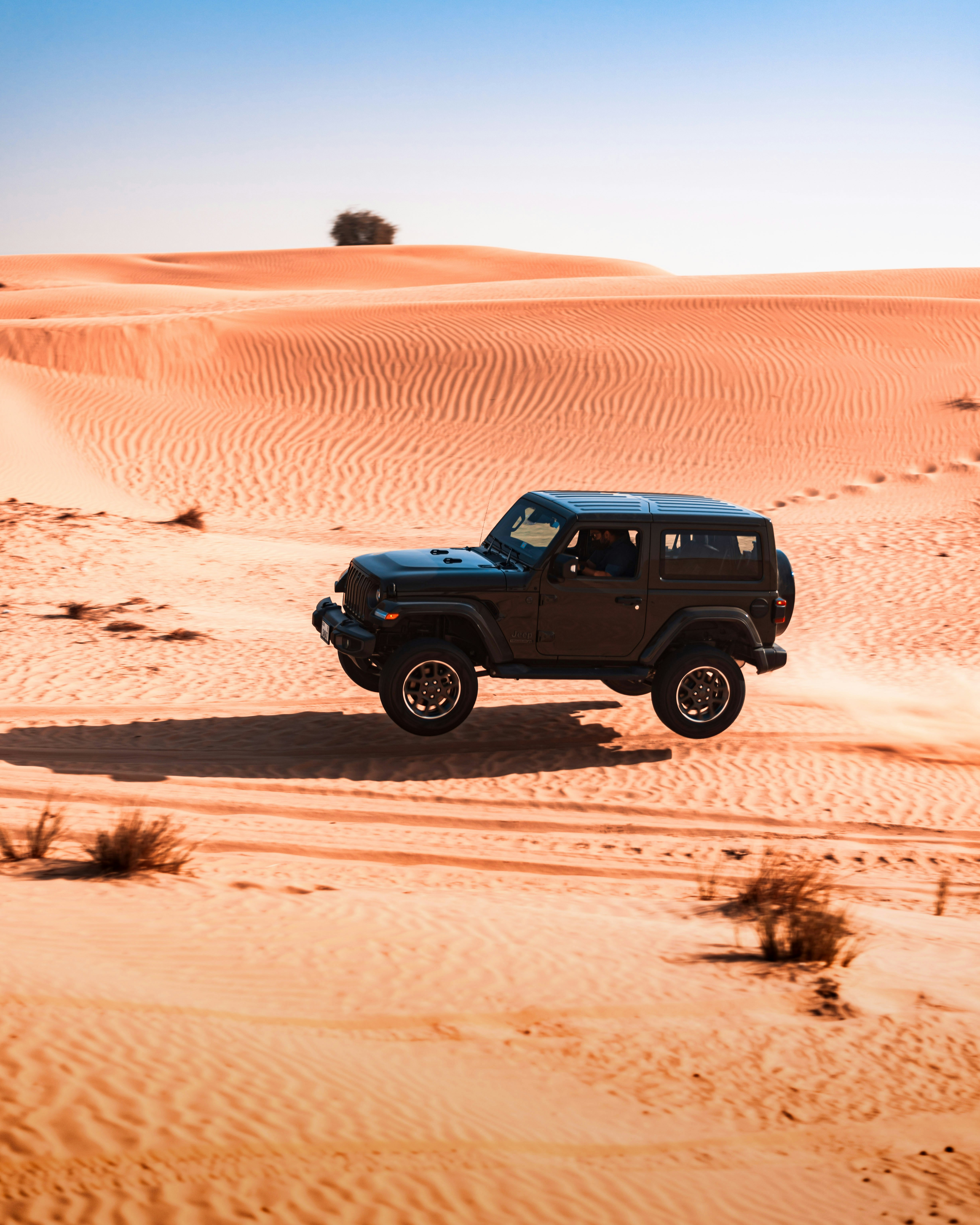Ein schwarzer Jeep fährt durch die Wüste Foto – Kostenloses Bild zum ...