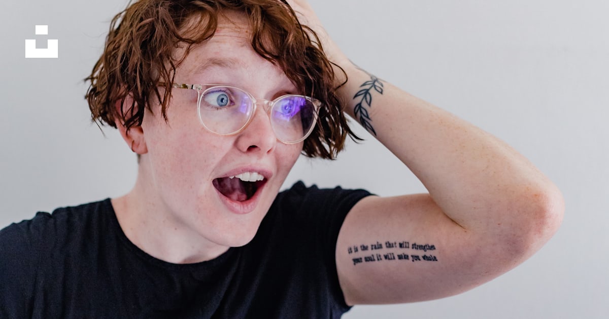 Un Joven Con Una Mirada De Sorpresa En Su Rostro Foto Imagen De Contento Gratuita En Unsplash