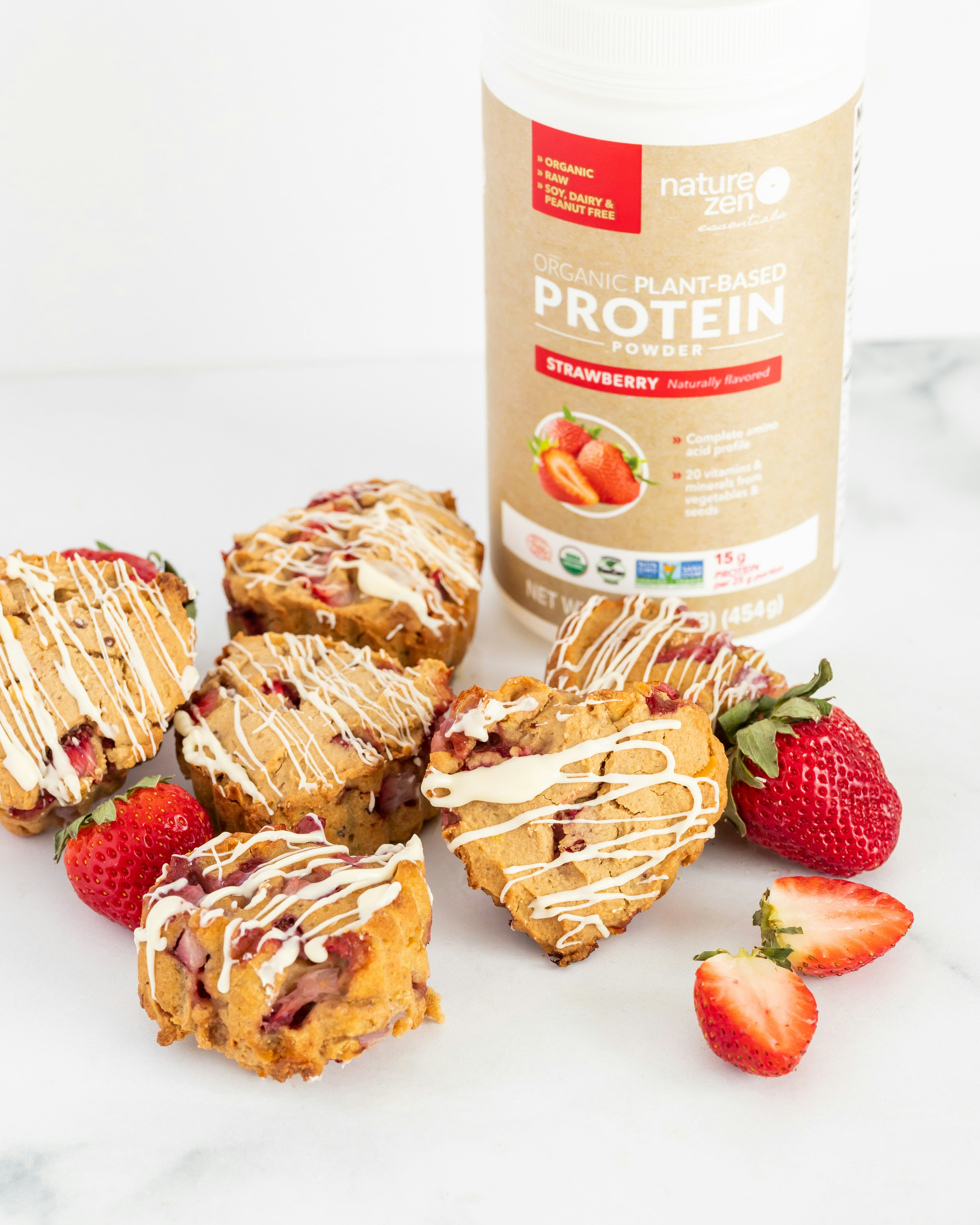 Foto Un primer plano de un panecillo en una mesa con fresas – Imagen ...