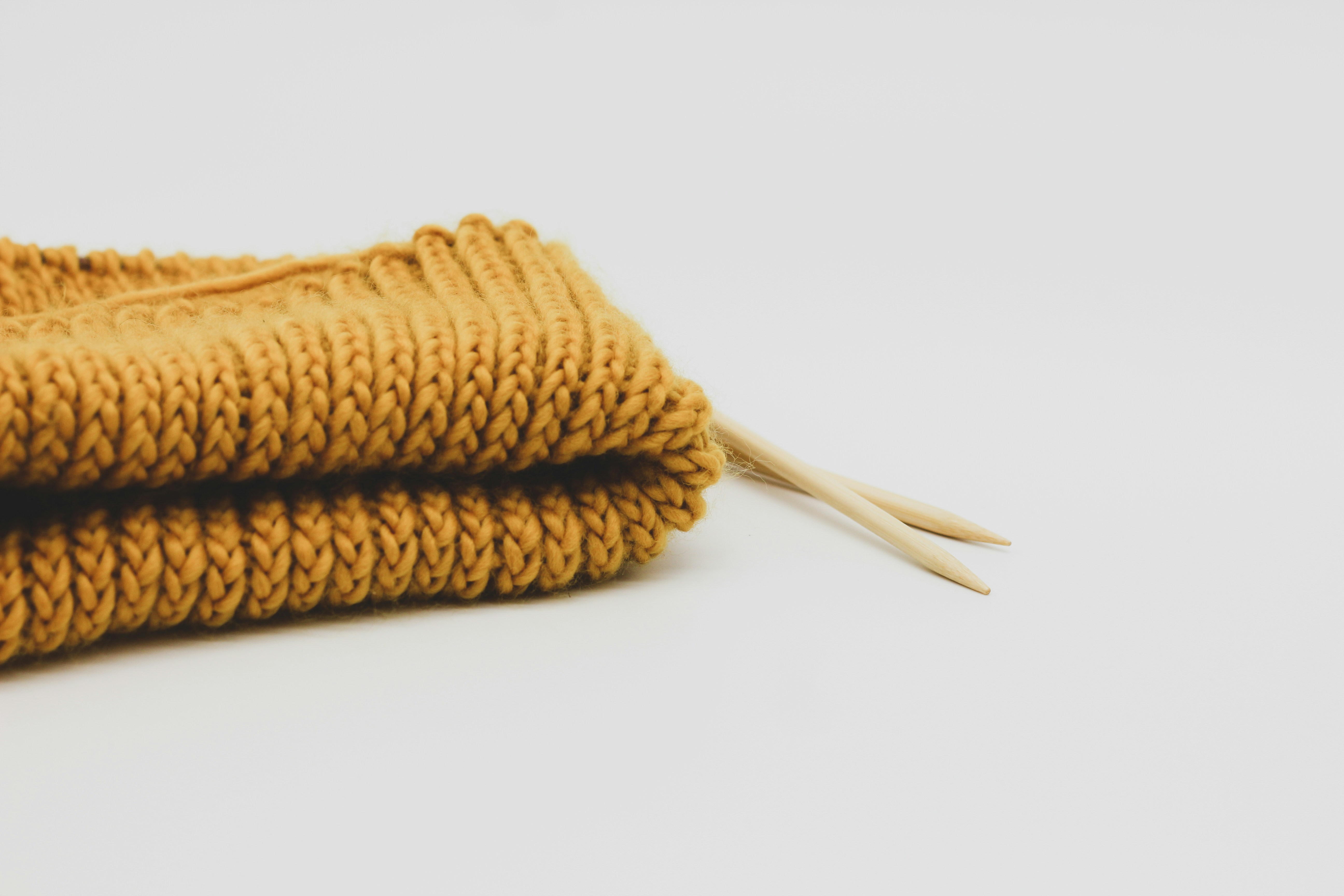 Amber Knit Focus: The Gentle Geometry of Yarn and Twin Needles