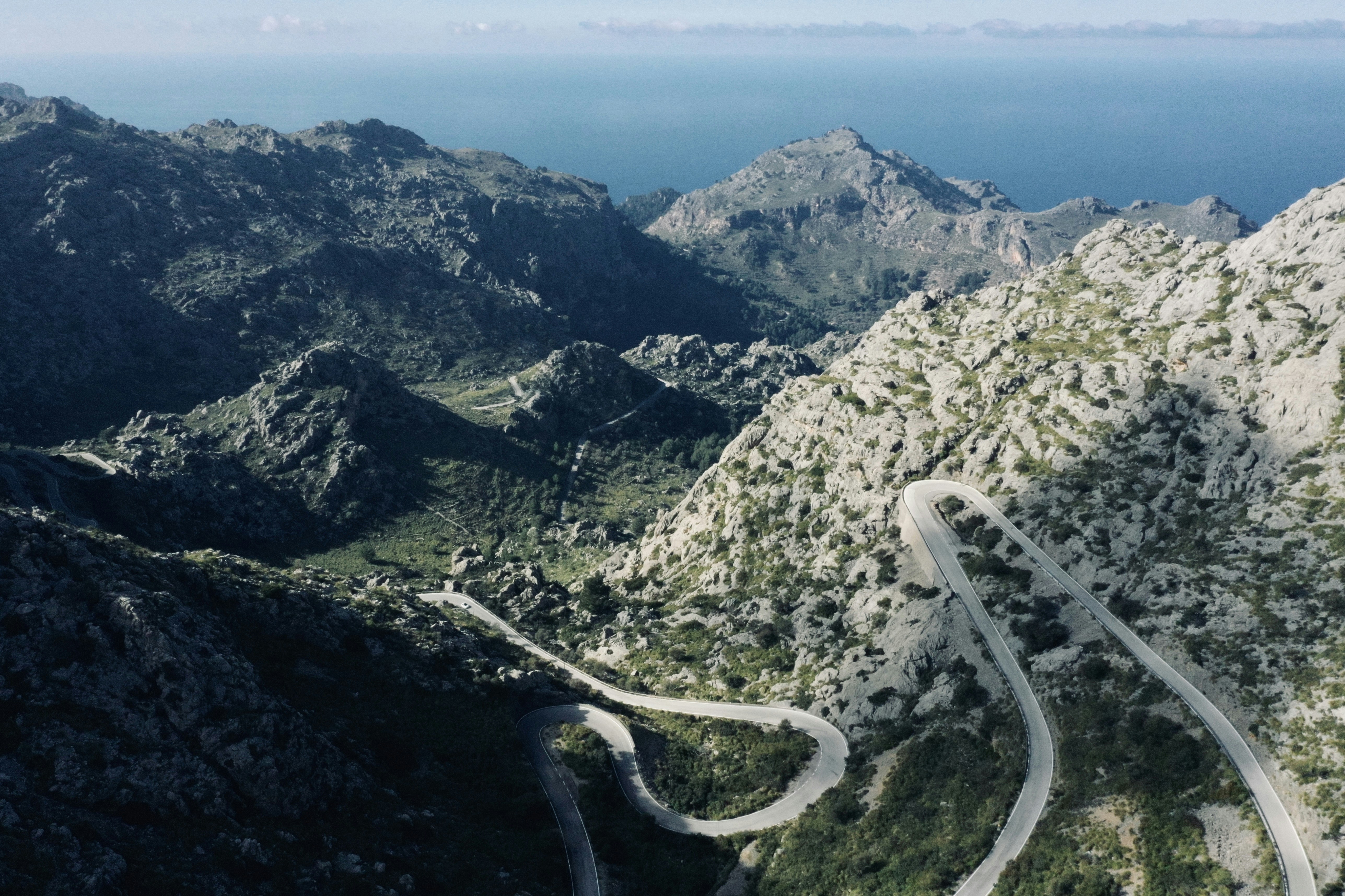 Vue aérienne d’une route de montagne sinueuse photo – Photo Grigio ...