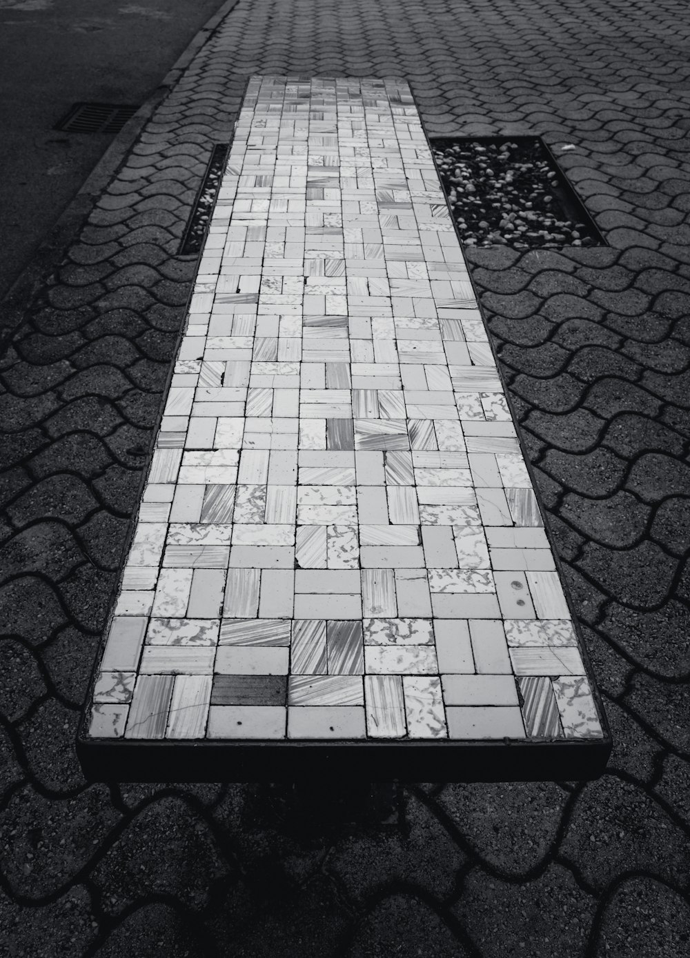 Un banc assis sur le bord d’une route photo – Photo Gris Gratuite sur ... Un banc assis sur le bord d’une route photo – Photo Gris Gratuite sur ...