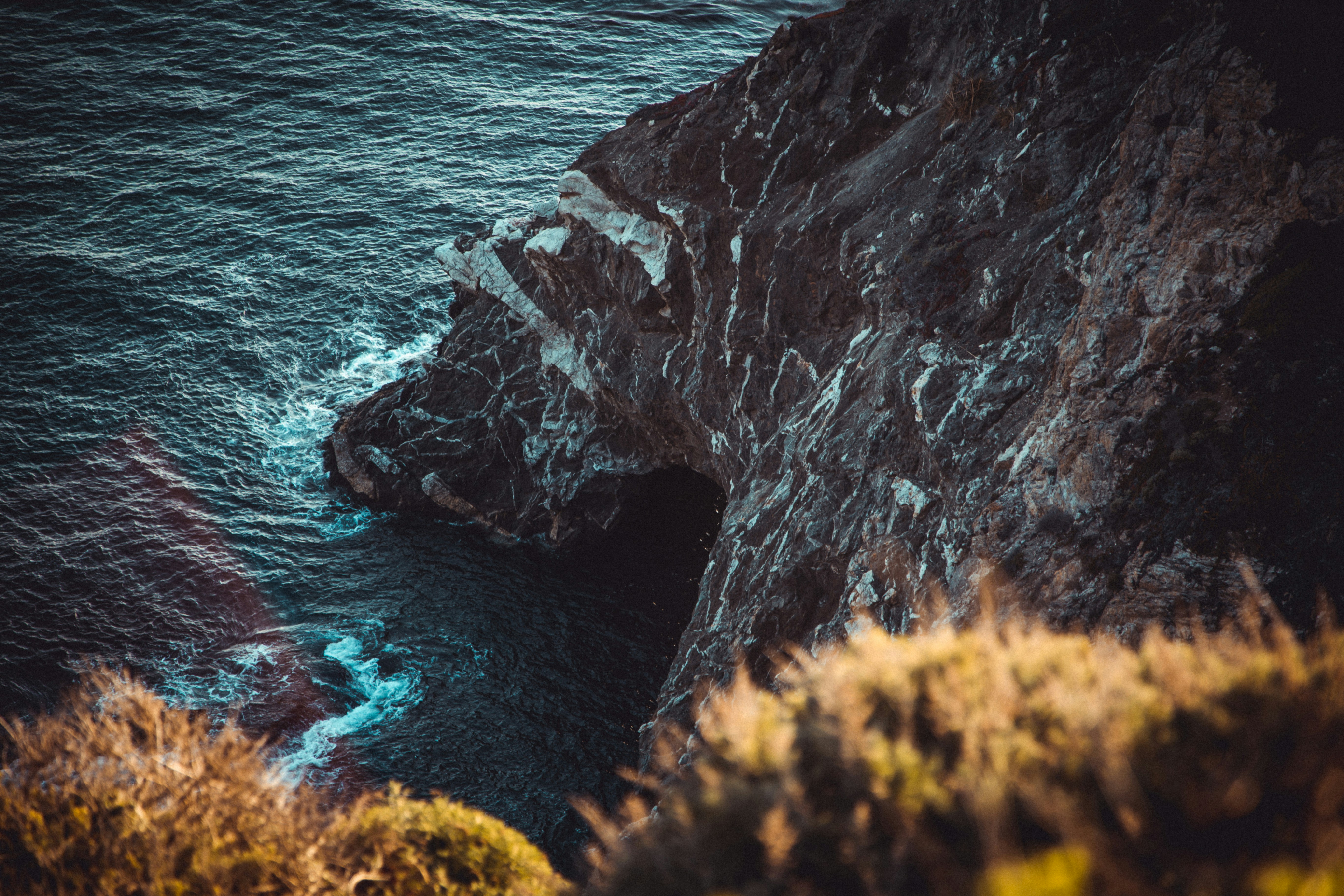 Foto Un acantilado rocoso con un cuerpo de agua cerca de él – Imagen ...
