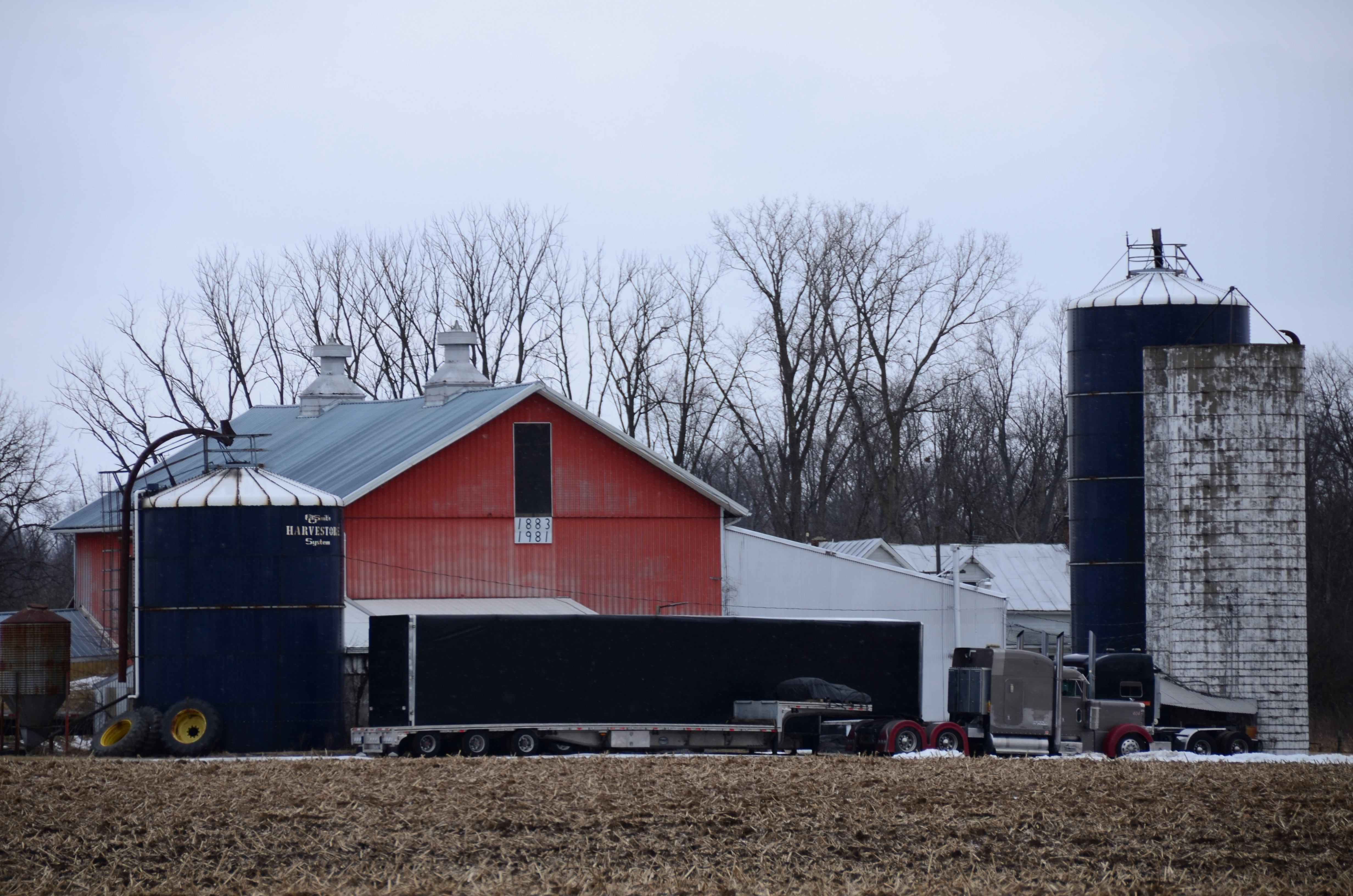 A farm with a red barn and blue silos photo – Free Nature Image on Unsplash