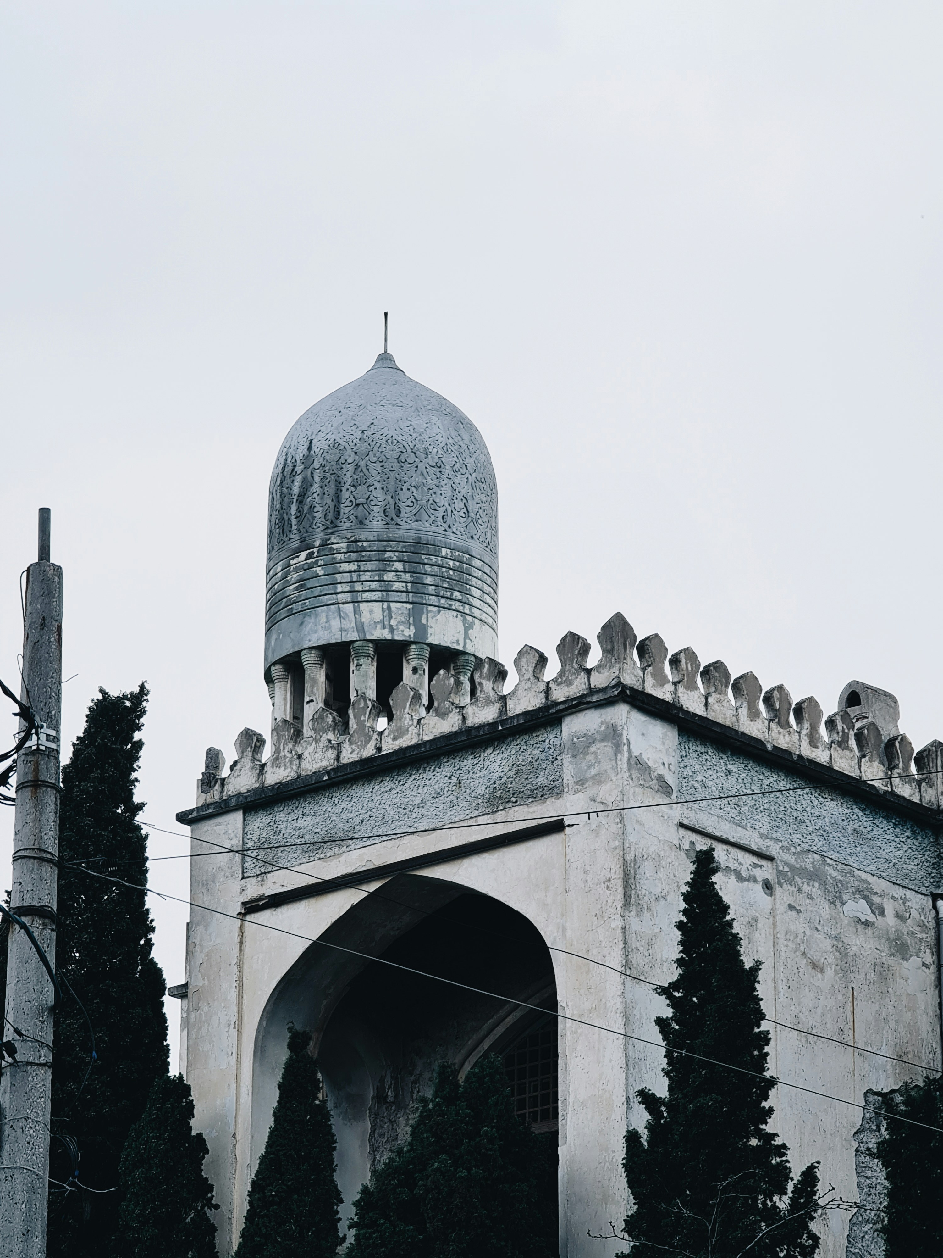 an old building with a dome on top of it