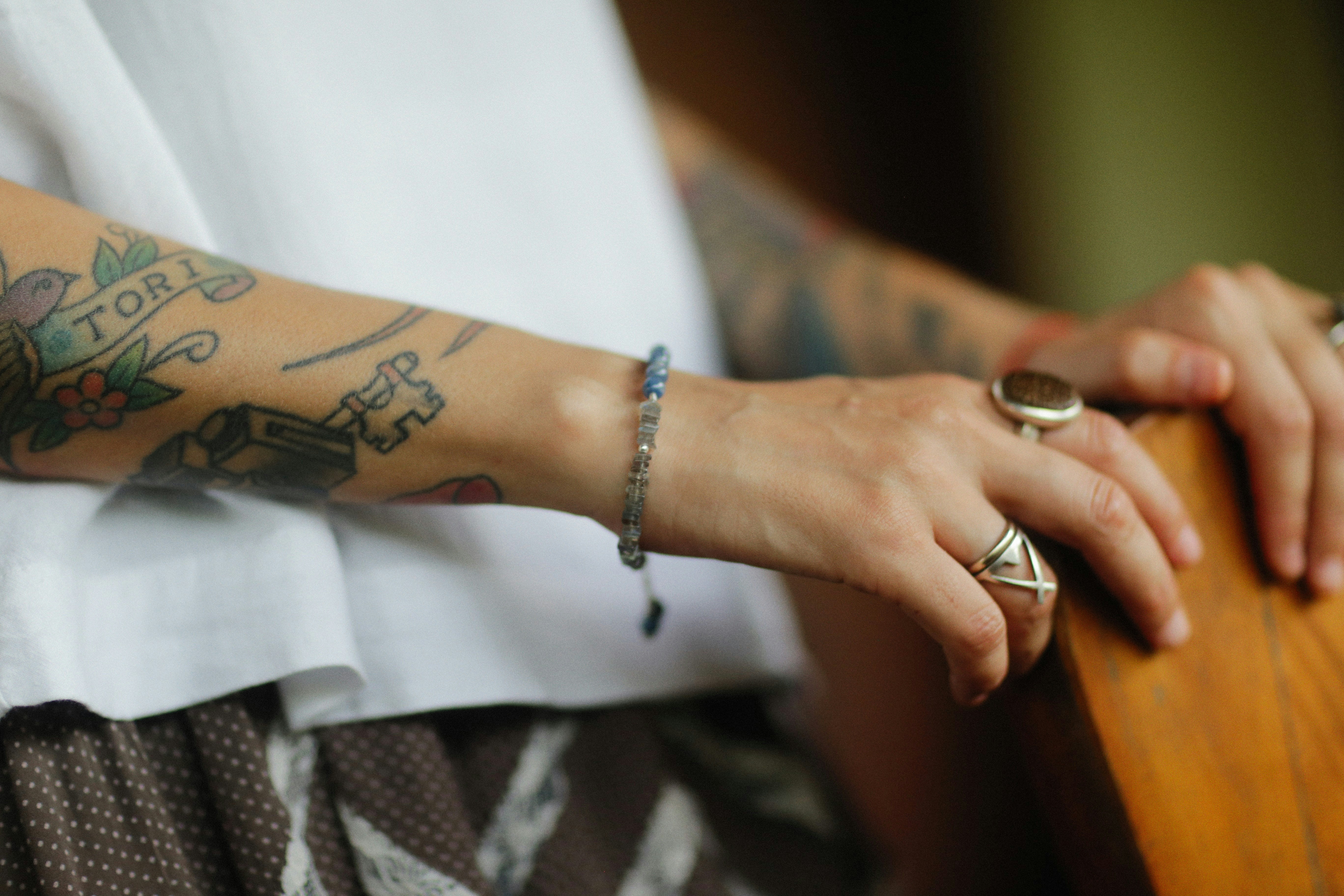 Foto Una mujer con un tatuaje en el brazo – Imagen Piel gratis en Unsplash
