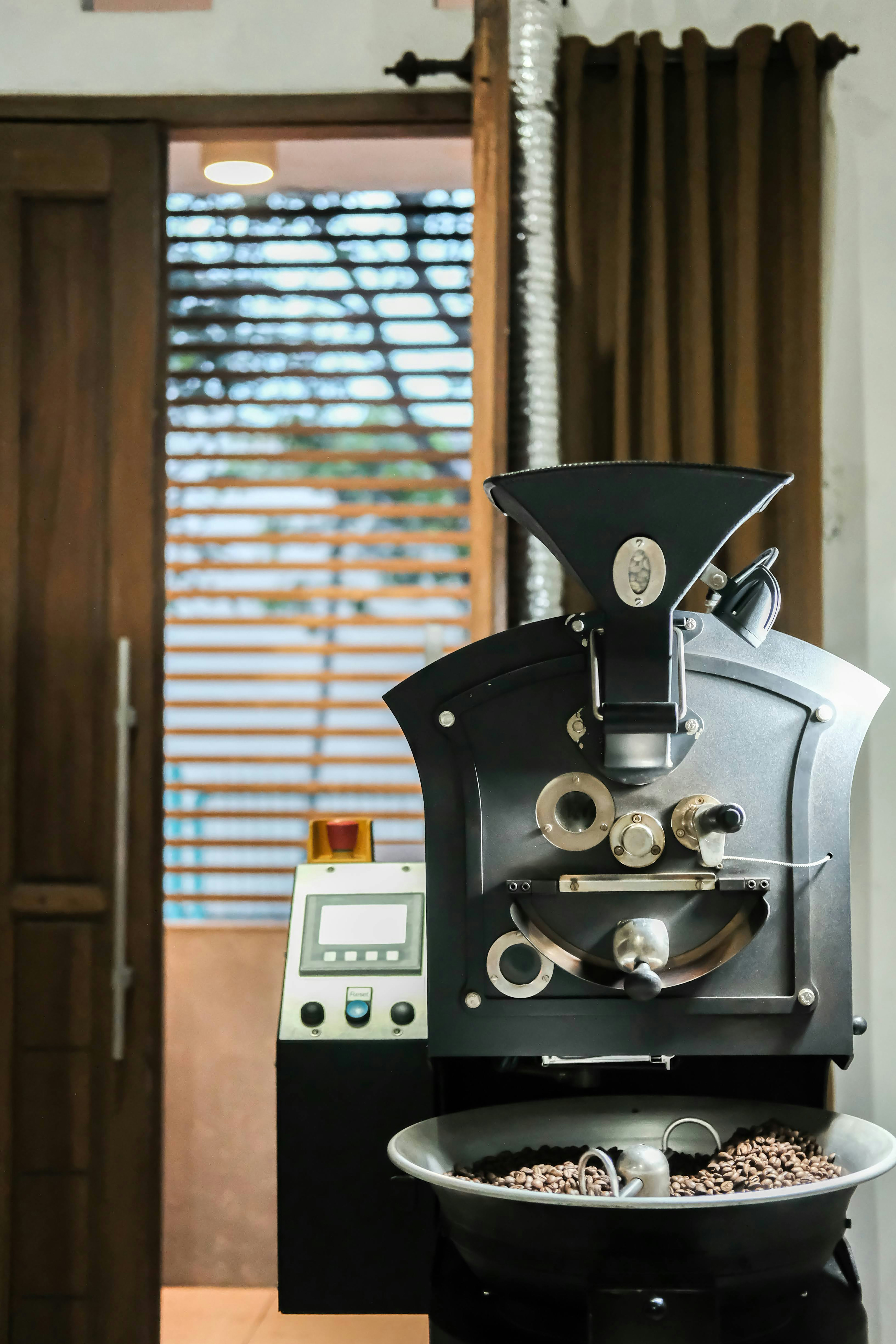 Une machine à café posée sur une table en bois photo – Photo Java ...