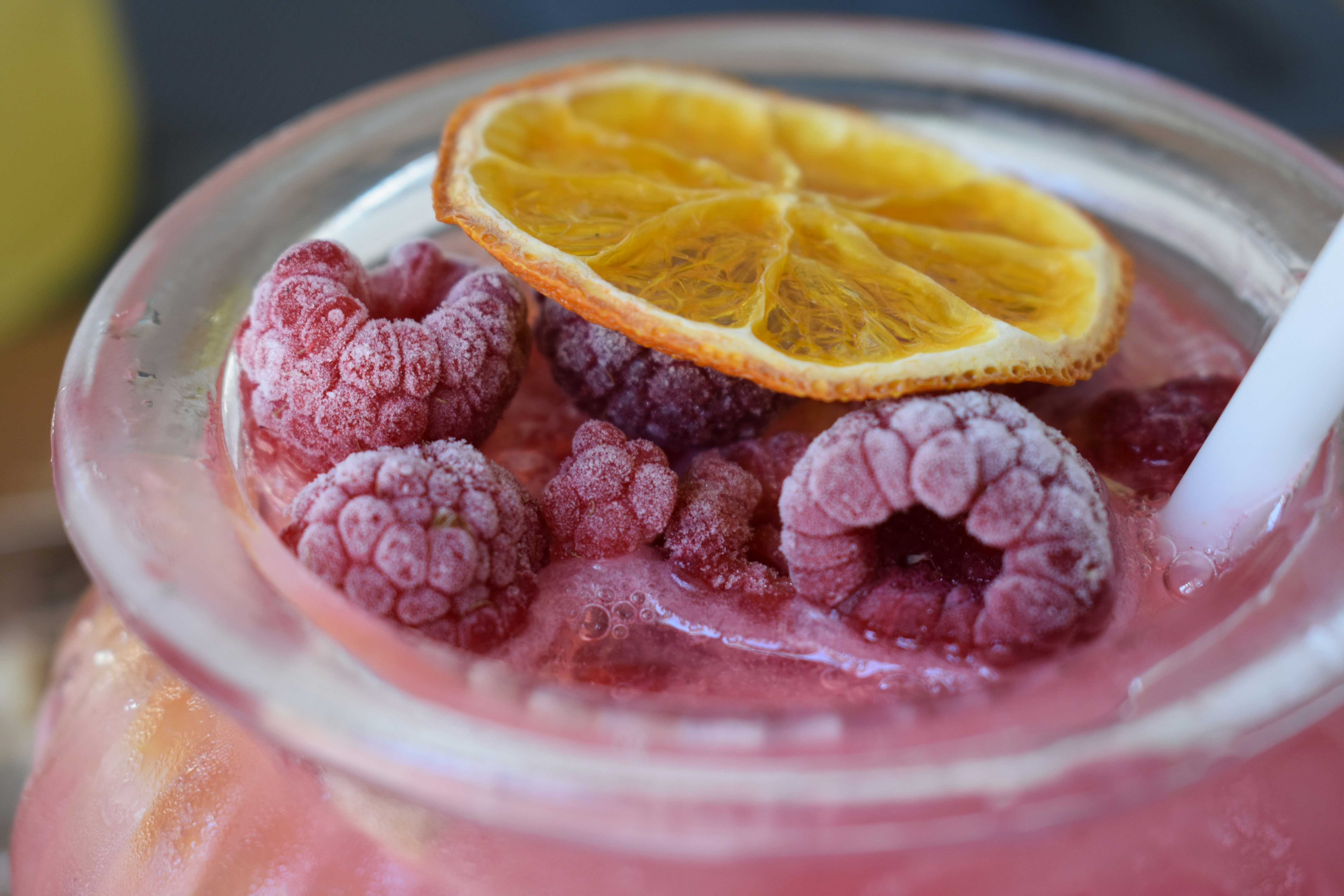 Un gros plan d’une boisson avec des fruits dedans photo – Photo ...