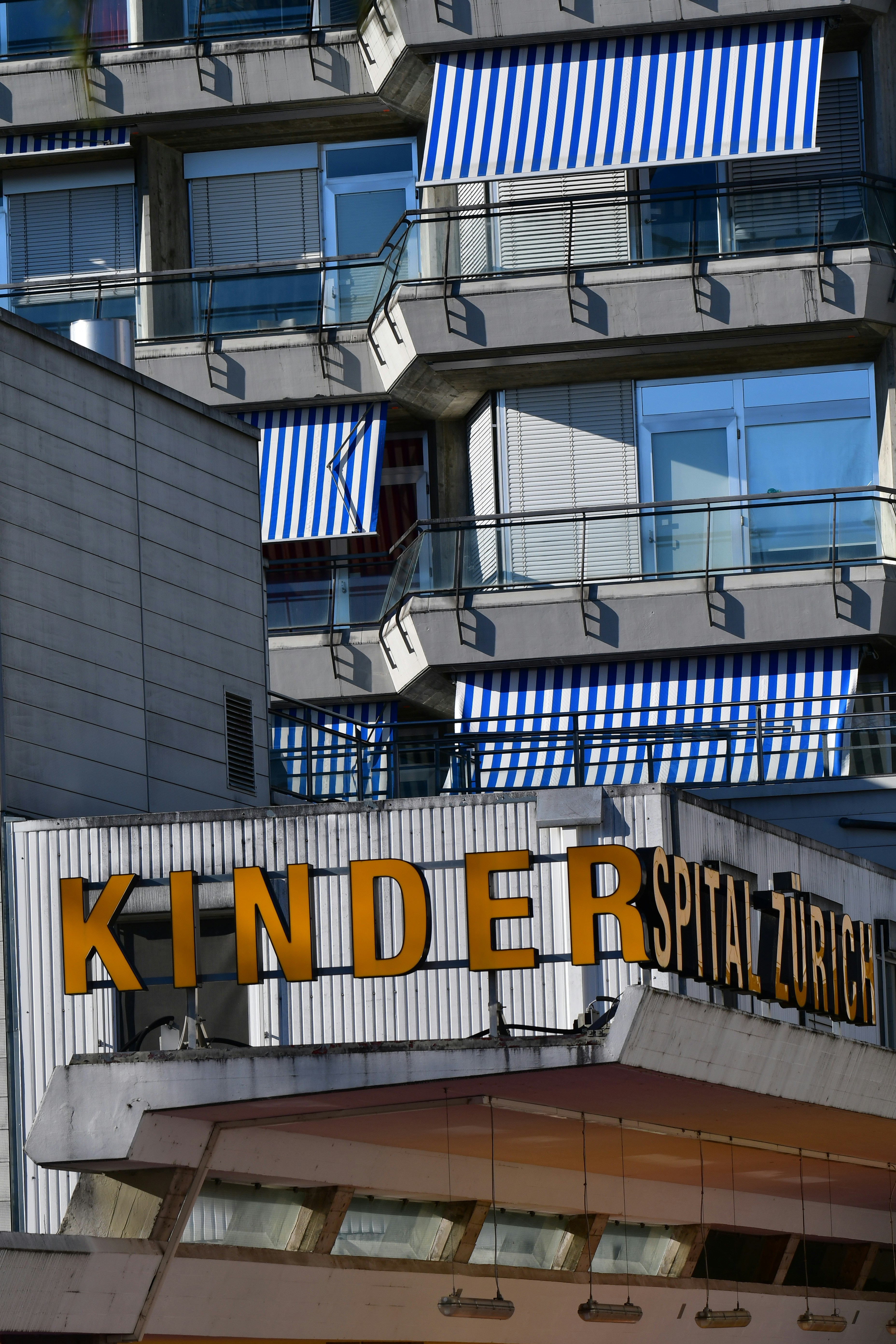 Foto Un edificio con un letrero que dice Kinder Hospital – Imagen ...