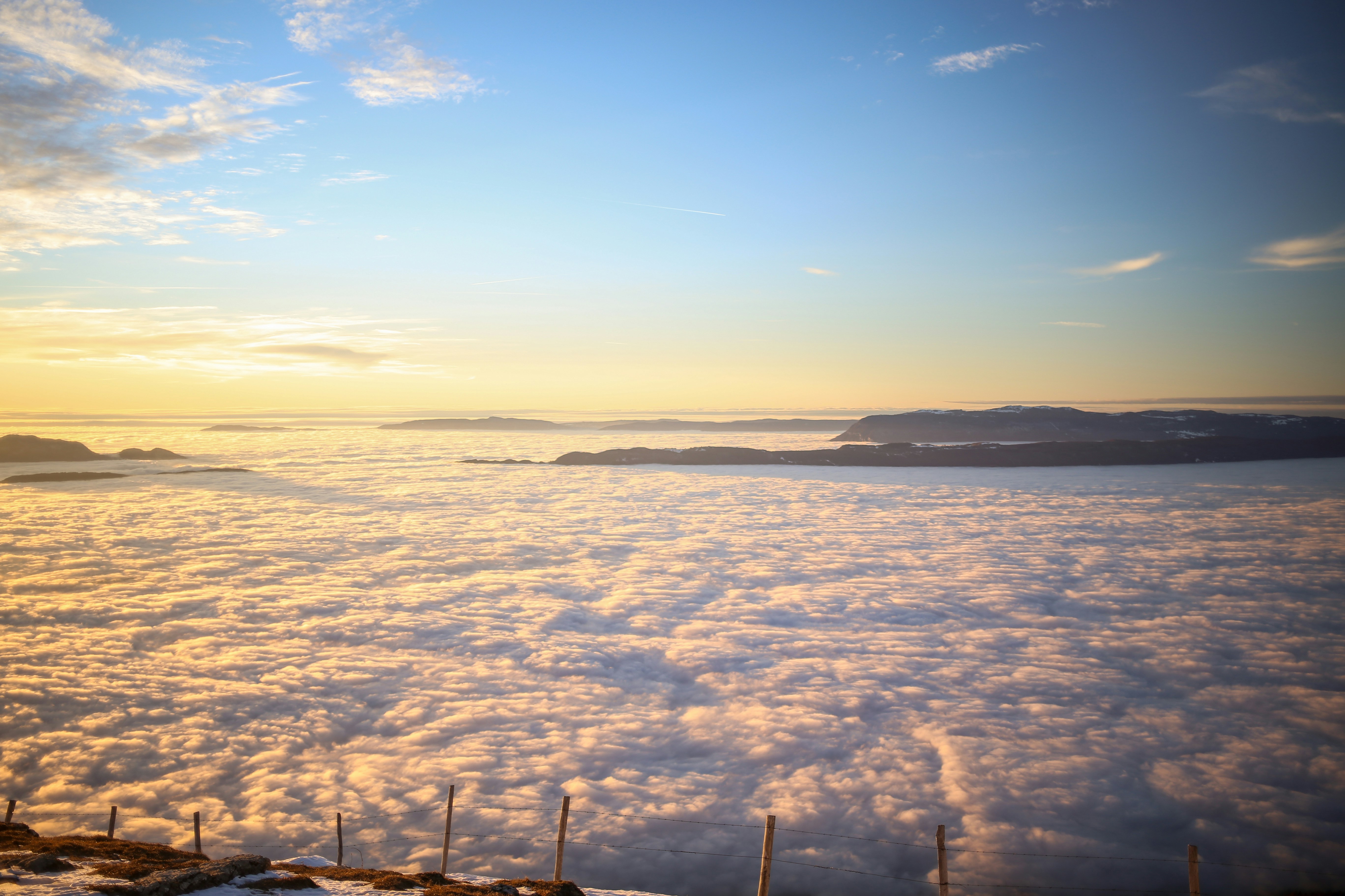 Le soleil se couche sur les nuages dans le ciel photo – Photo Alpes ...