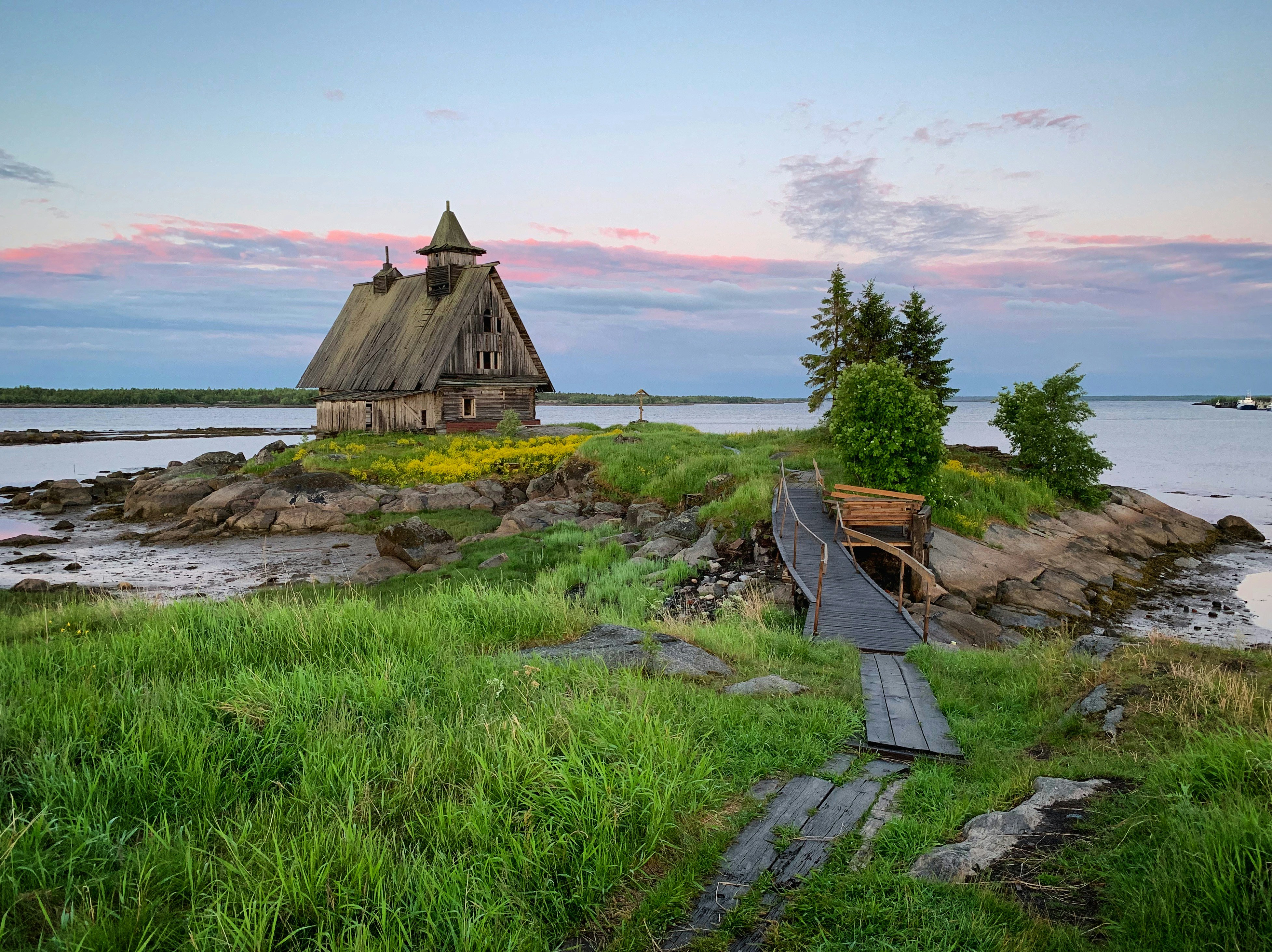 Une maison sur une petite île avec une passerelle qui y mène photo ...