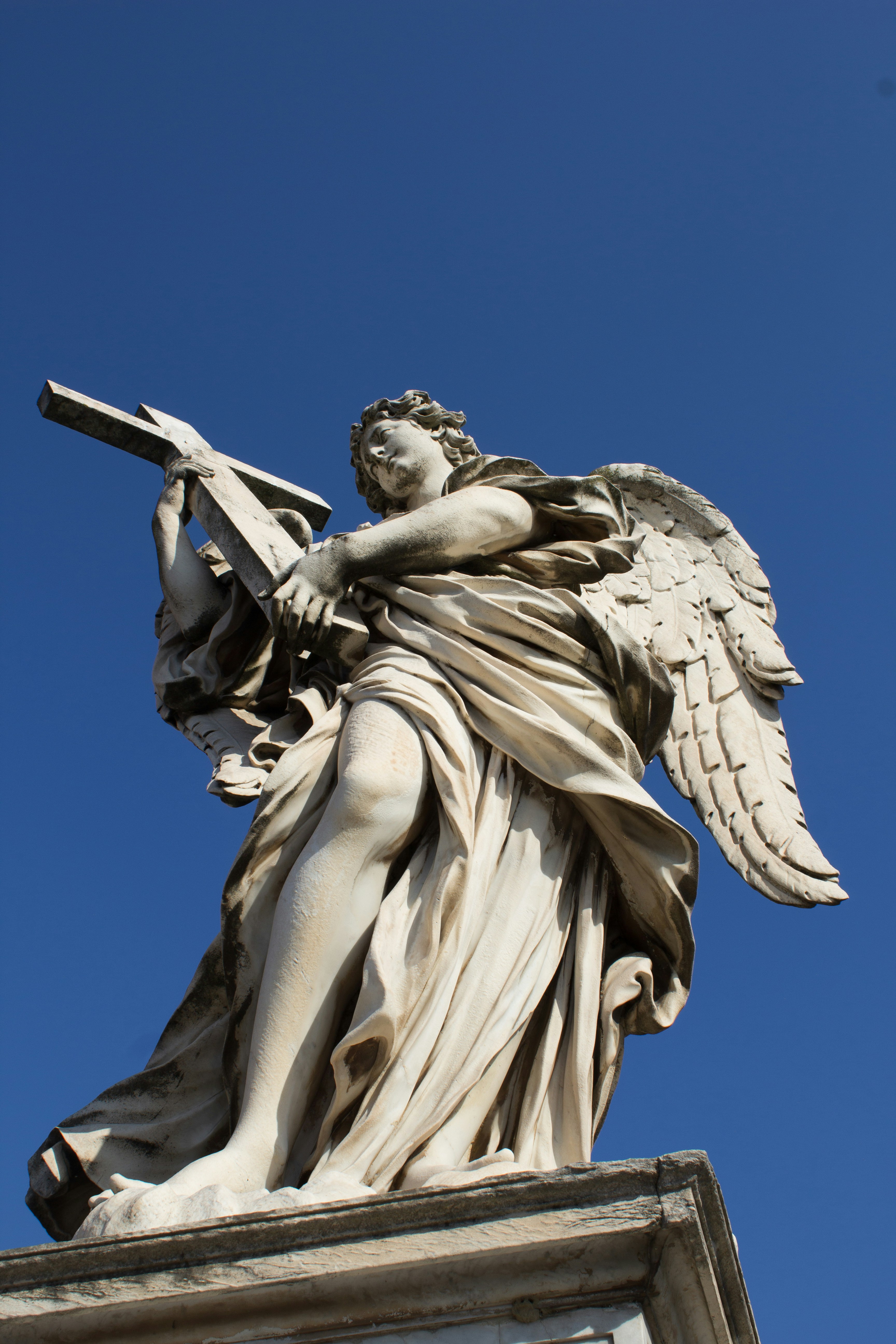 Foto Una estatua de un ángel sosteniendo una cruz – Imagen Roma gratis ...