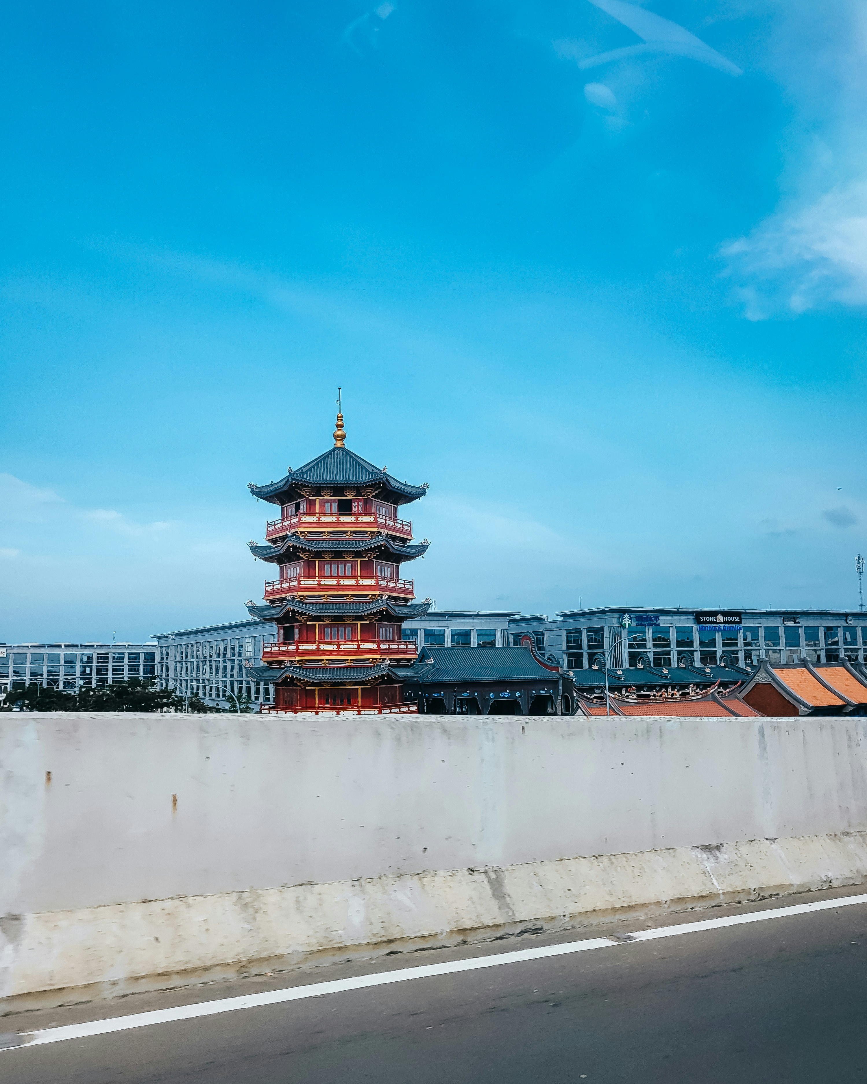 Un grand bâtiment surmonté d’une tour photo – Image gratuite de ...