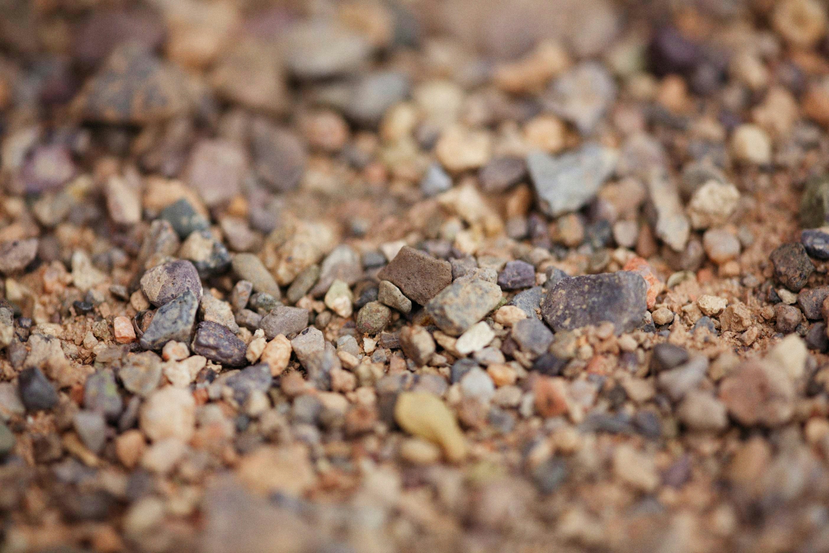 Un gros plan d’un tas de roches et de gravier photo – Photo Brun ...