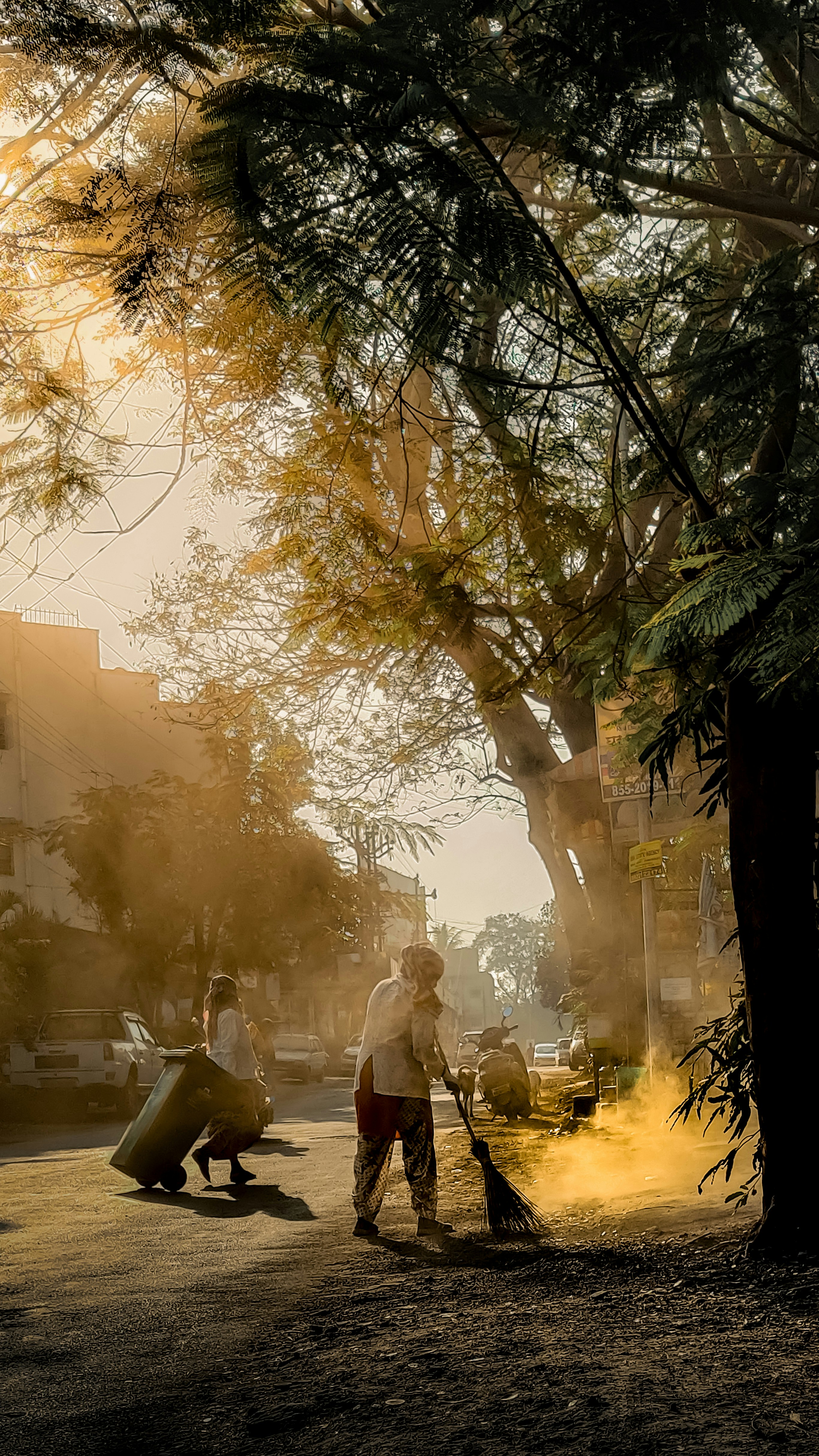 Dos hombres limpian la calle con una escoba foto – Imagen de Talegaon ...