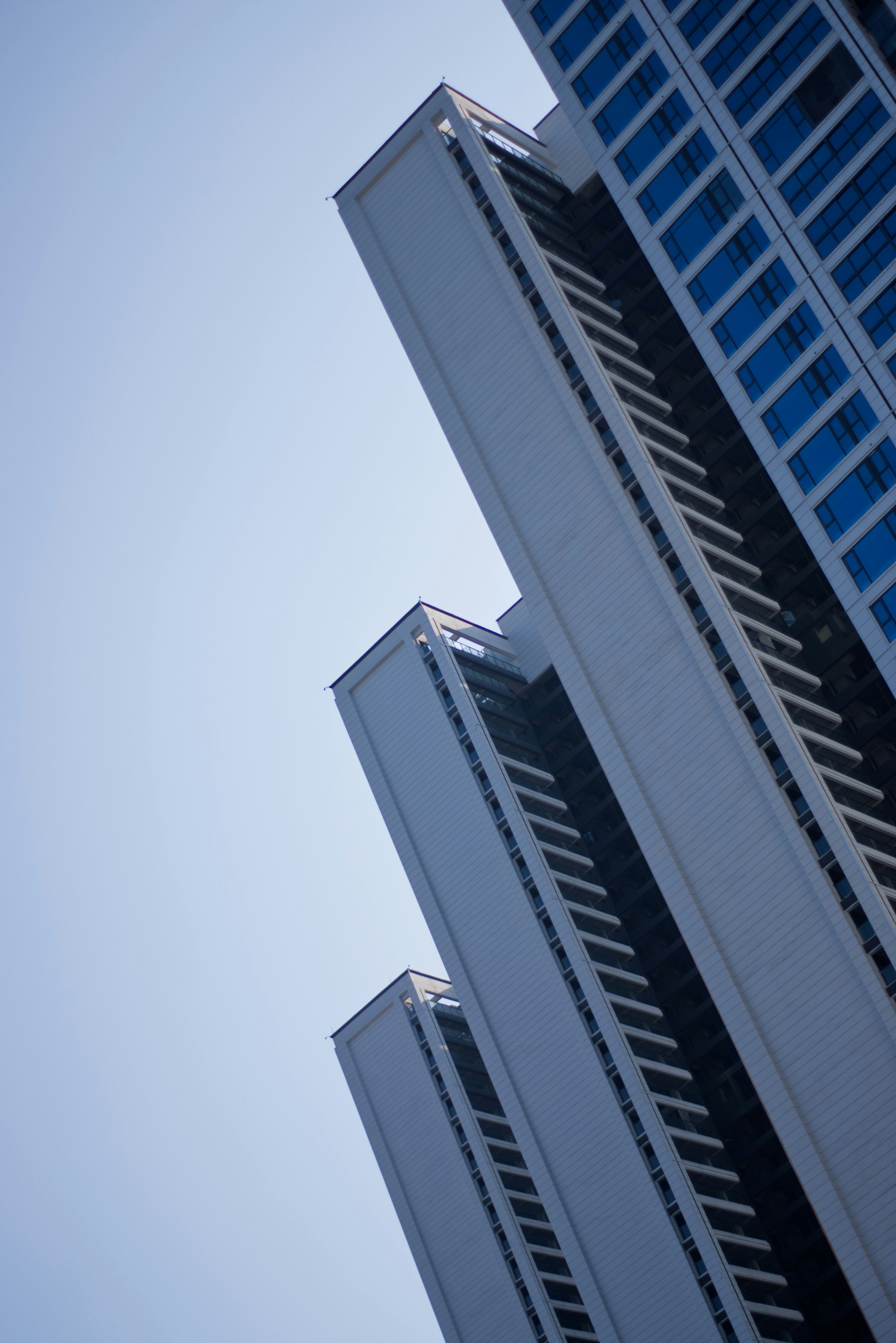Foto Un edificio muy alto con algunas ventanas muy altas – Imagen ...