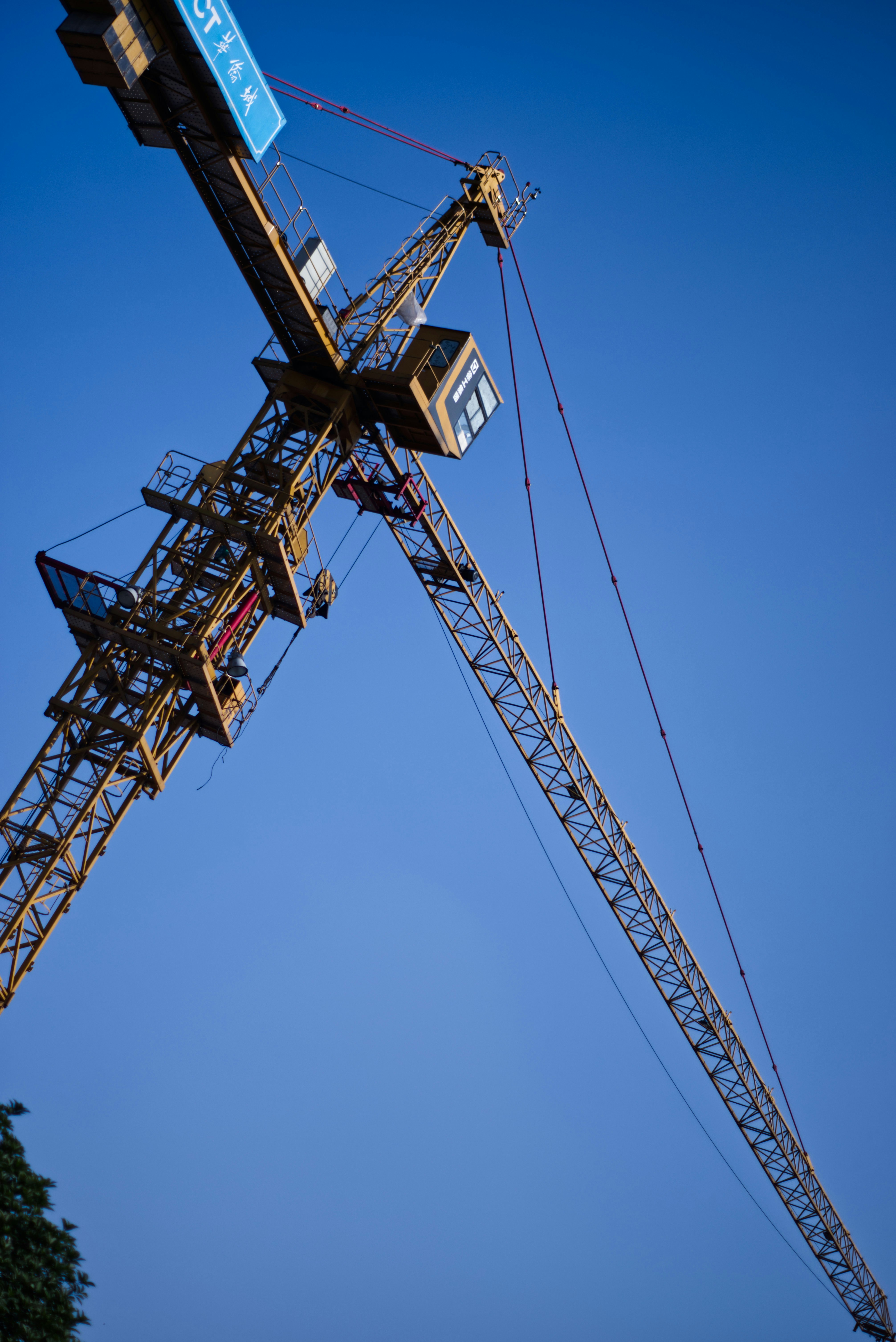 Une grande grue avec un panneau sur le dessus photo – Photo Grue de ...