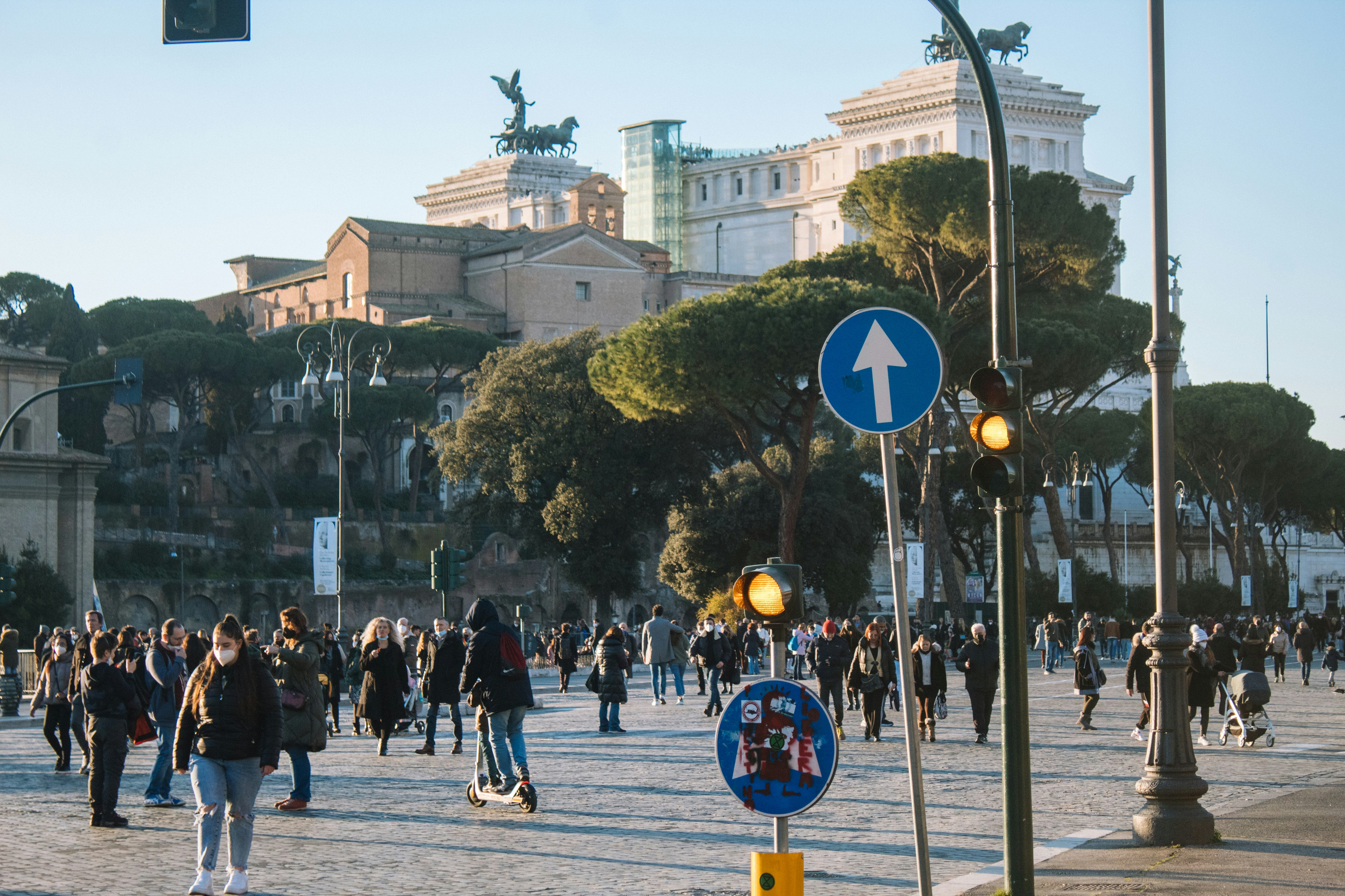 Foto Una multitud de personas caminando por una calle junto a edificios ...