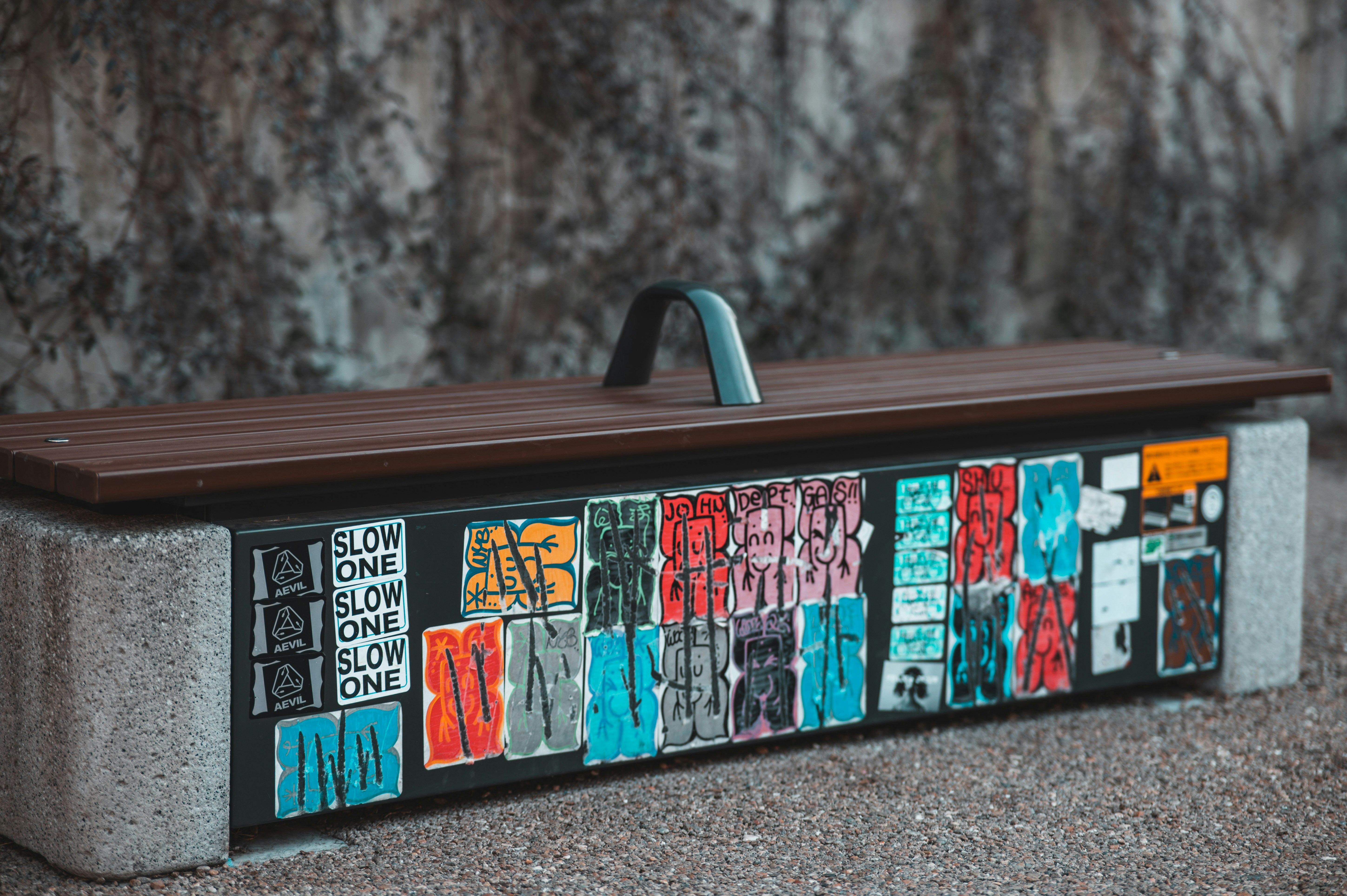 A bench that has some graffiti on it photo – Free 東京 Image on Unsplash