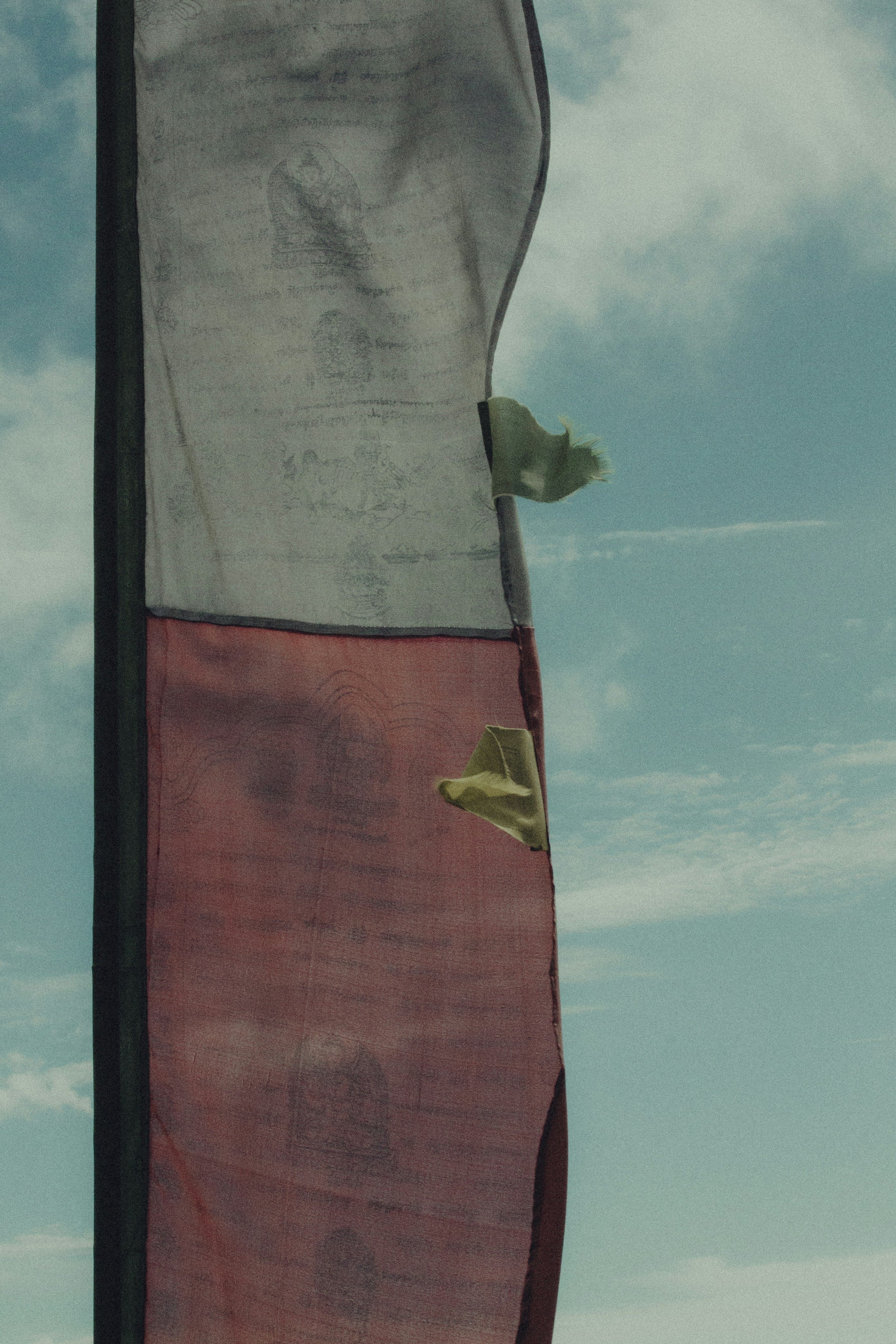 Un grand drapeau rouge et blanc avec une personne dessus photo – Photo ...