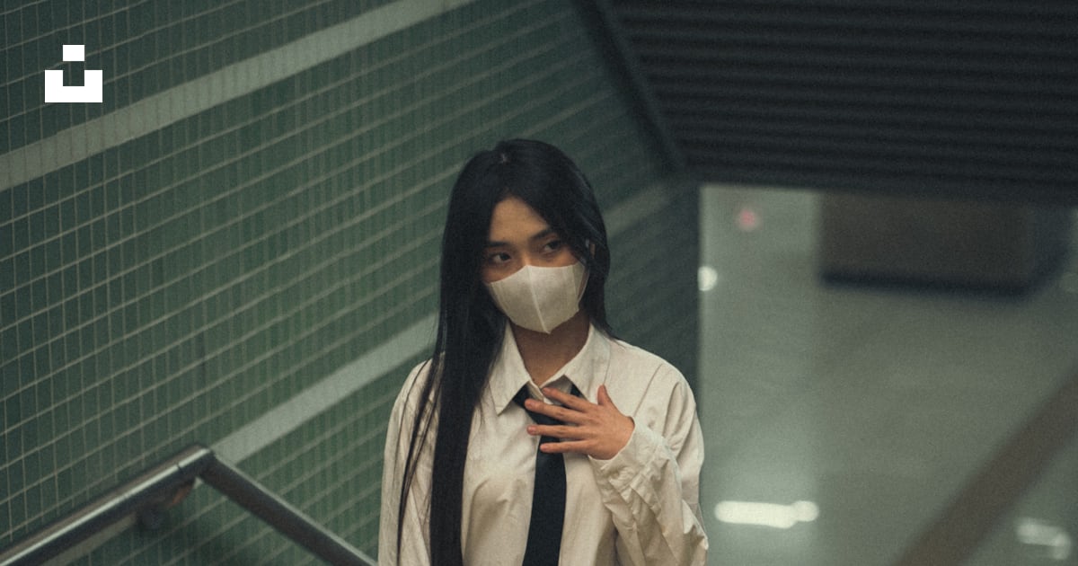 흰 셔츠와 넥타이를 맨 여자가 계단에 서 있다 사진 Unsplash의 무료 Tàu Cát Linh 이미지