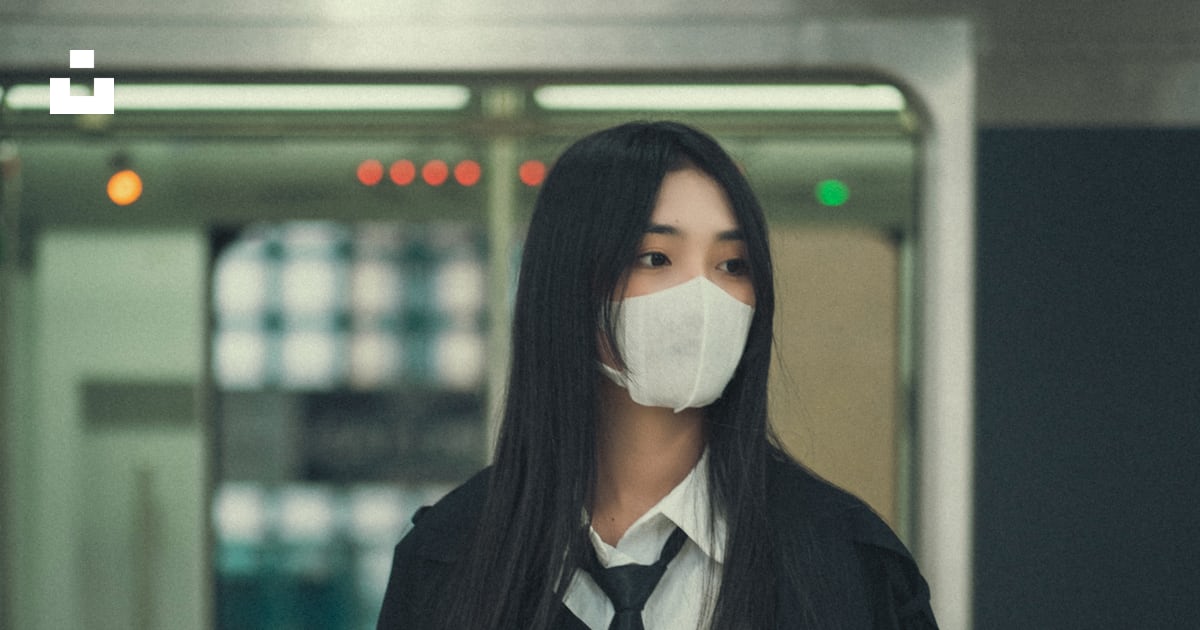 지하철역에 서 있는 마스크를 쓴 여성 사진 Unsplash의 무료 회색 이미지
