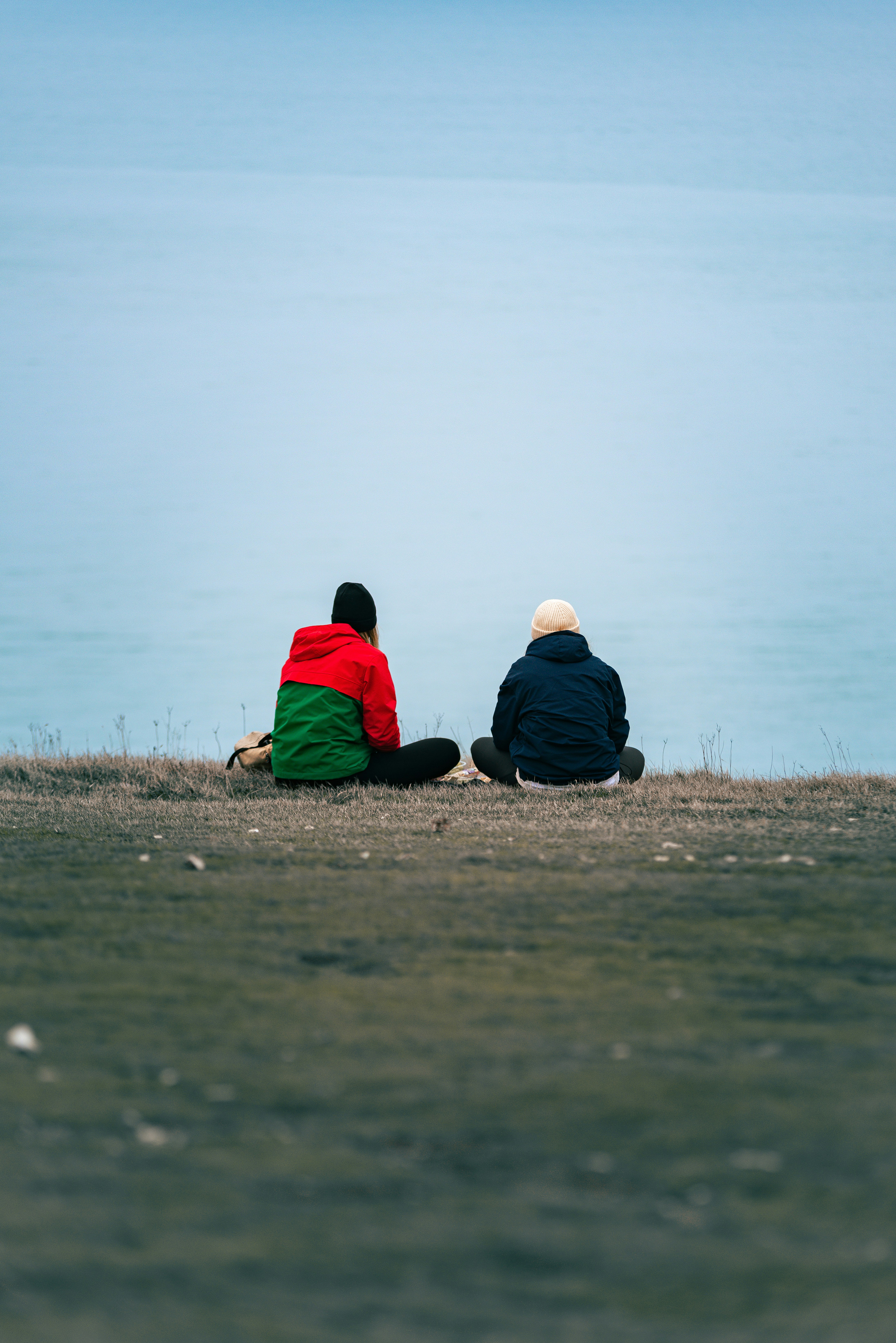 Un couple de personnes assis au sommet d’une plage de sable photo ...