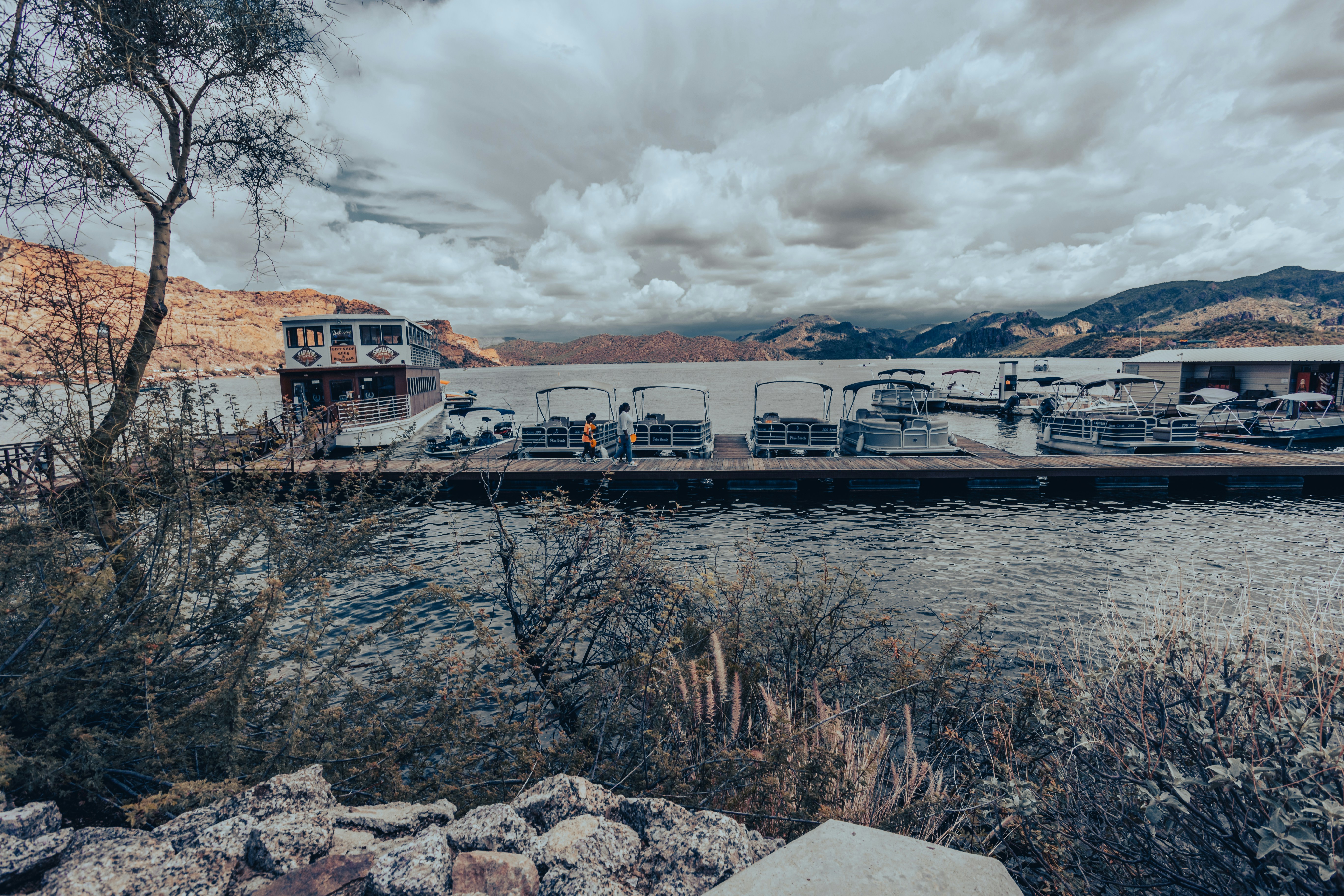 Foto zum Thema Eine Bootsanlegestelle mit Stühlen darauf neben einem ...