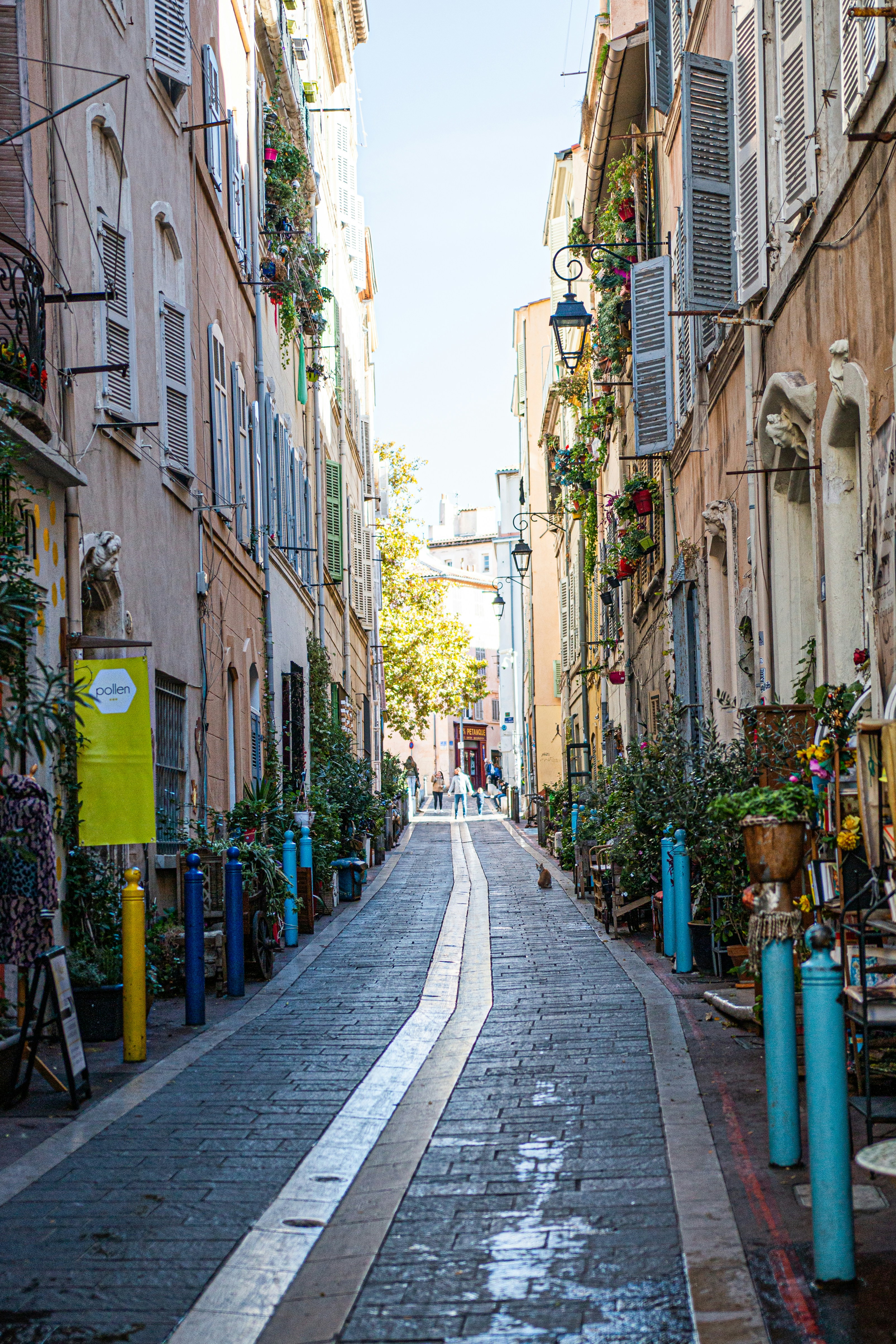 A narrow city street lined with tall buildings photo – Free Street ...