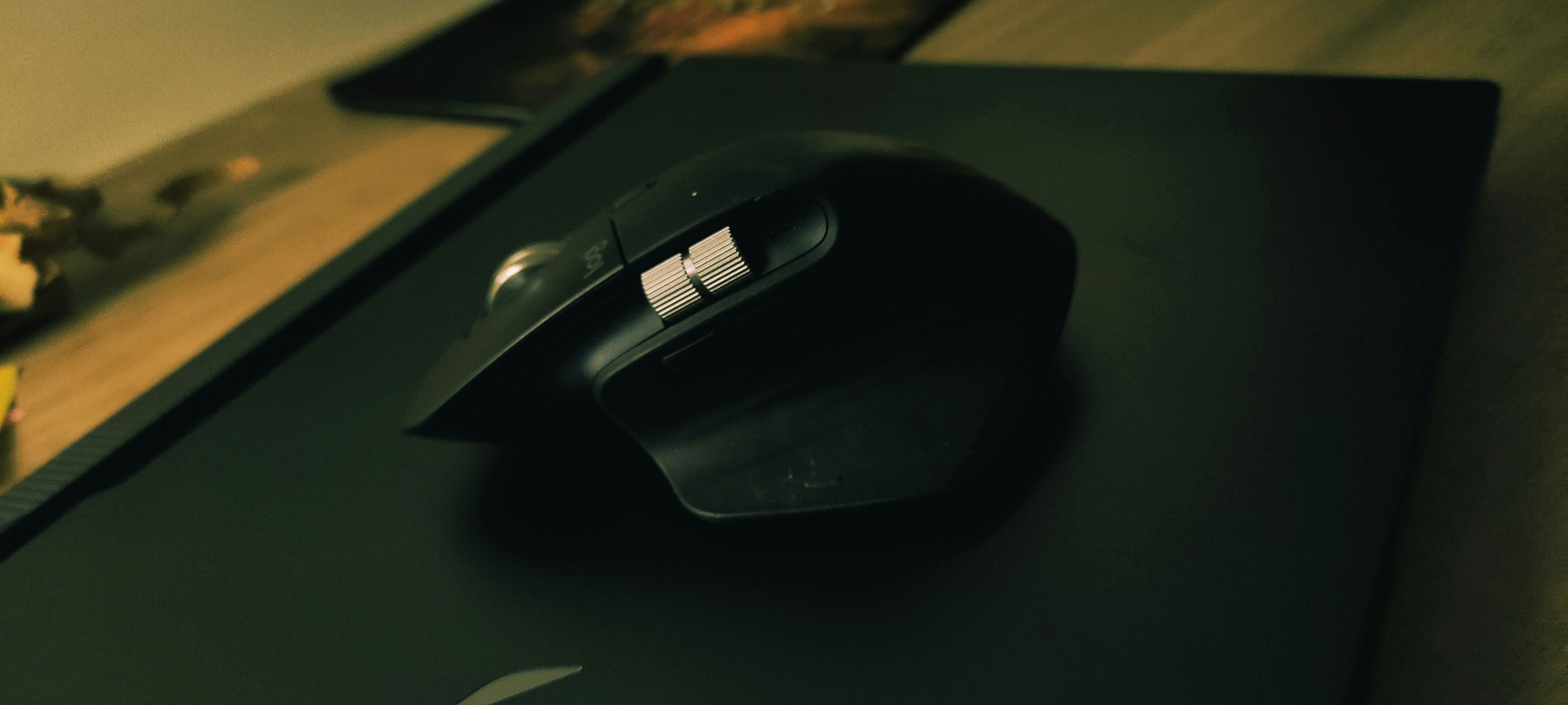 A computer mouse sitting on top of a desk photo – Free Computer Image ...