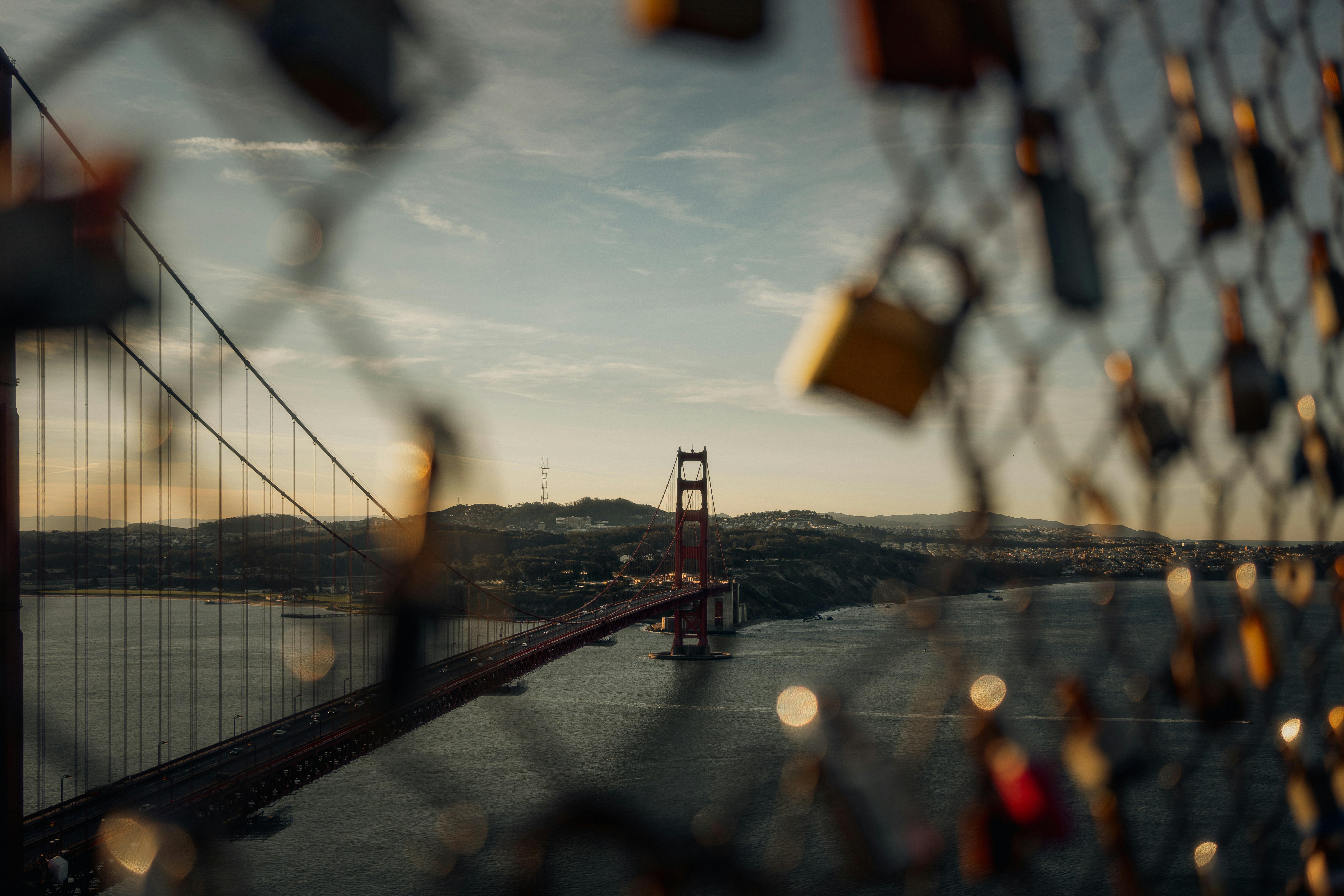 Foto Una vista del puente Golden Gate a través de una cerca de alambre ...