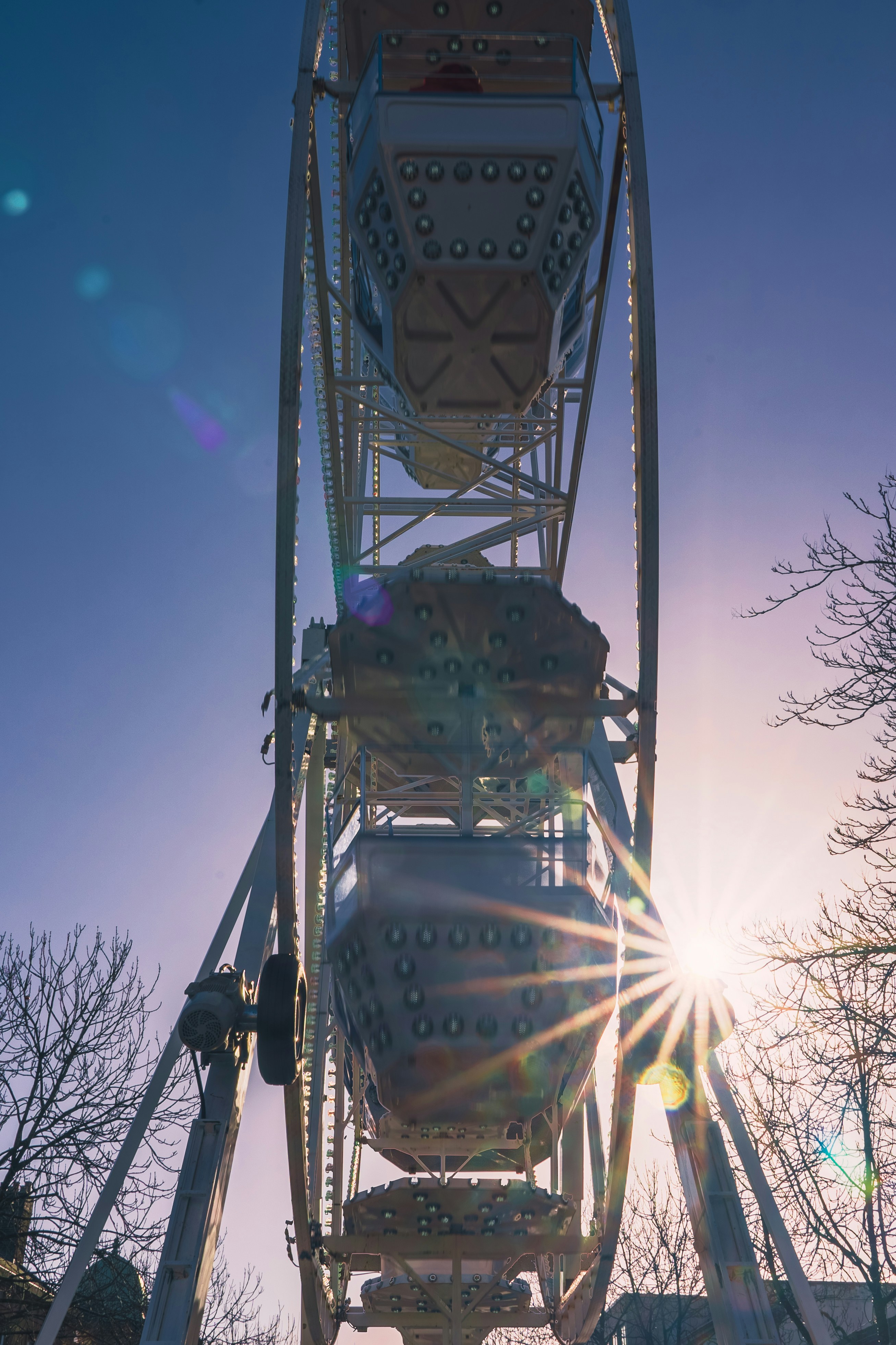 A ferris wheel with the sun shining behind it photo – Free Carlisle ...
