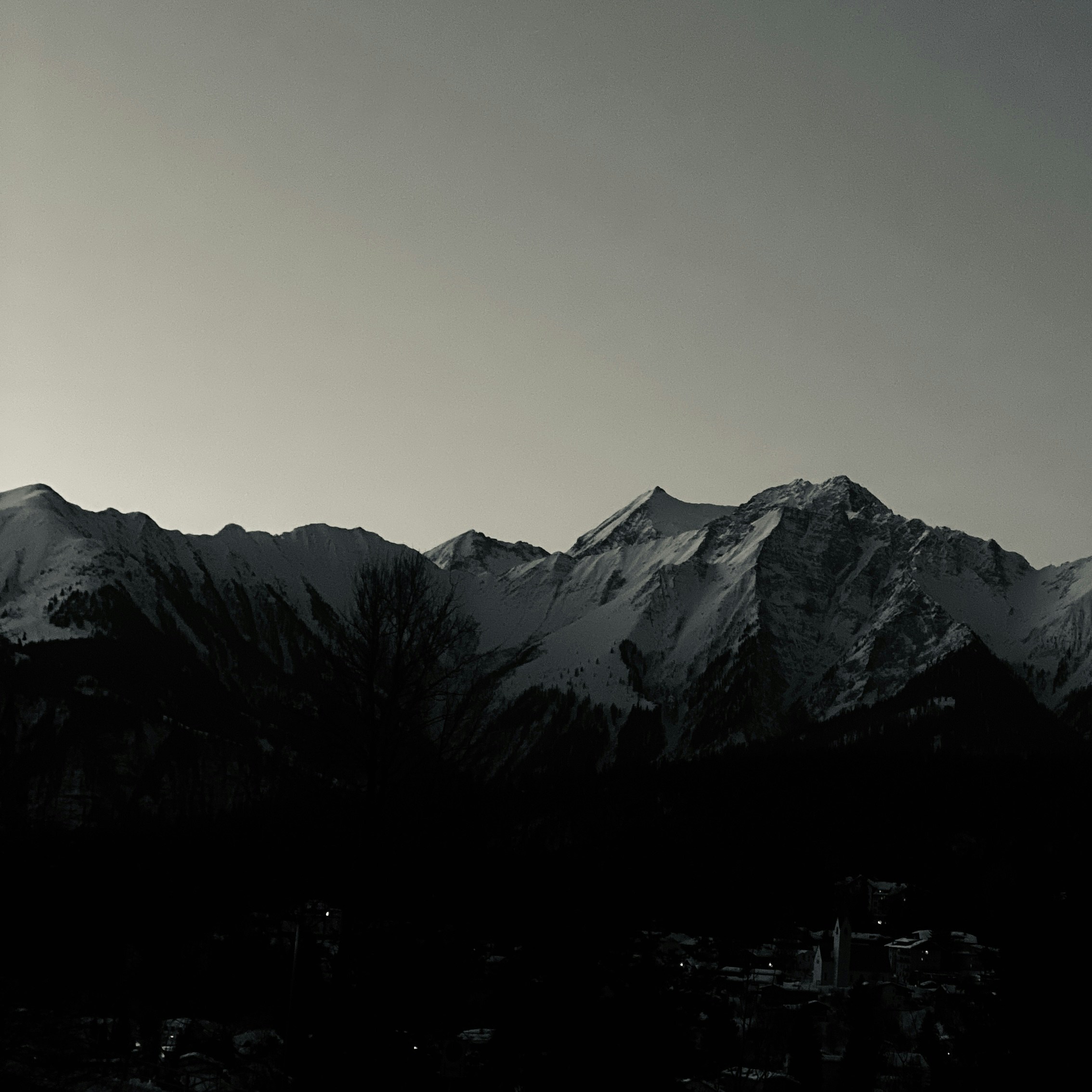 A black and white photo of a mountain range photo – Free Flims Image on ...