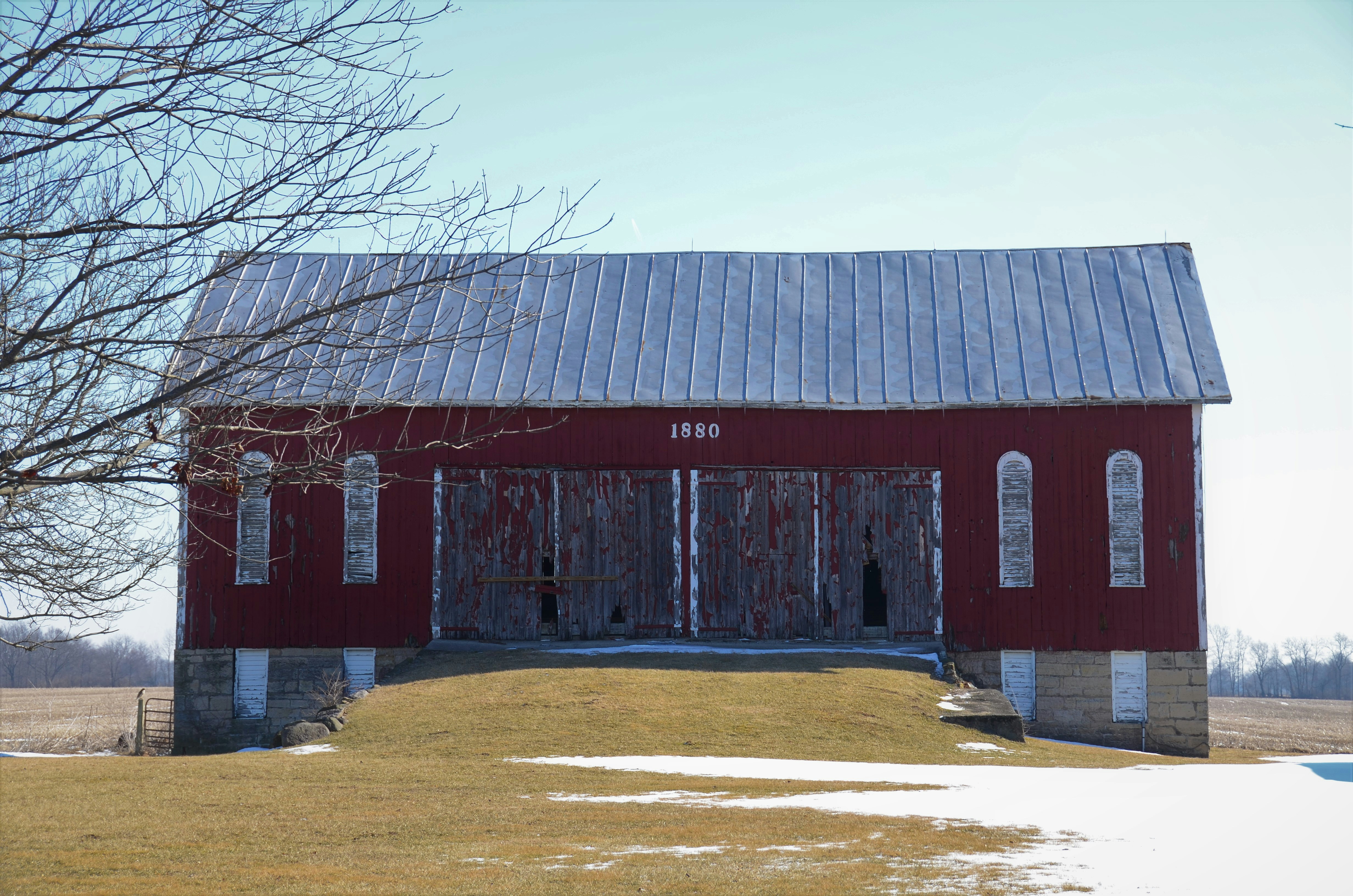 A large red barn with a metal roof photo – Free Nature Image on Unsplash